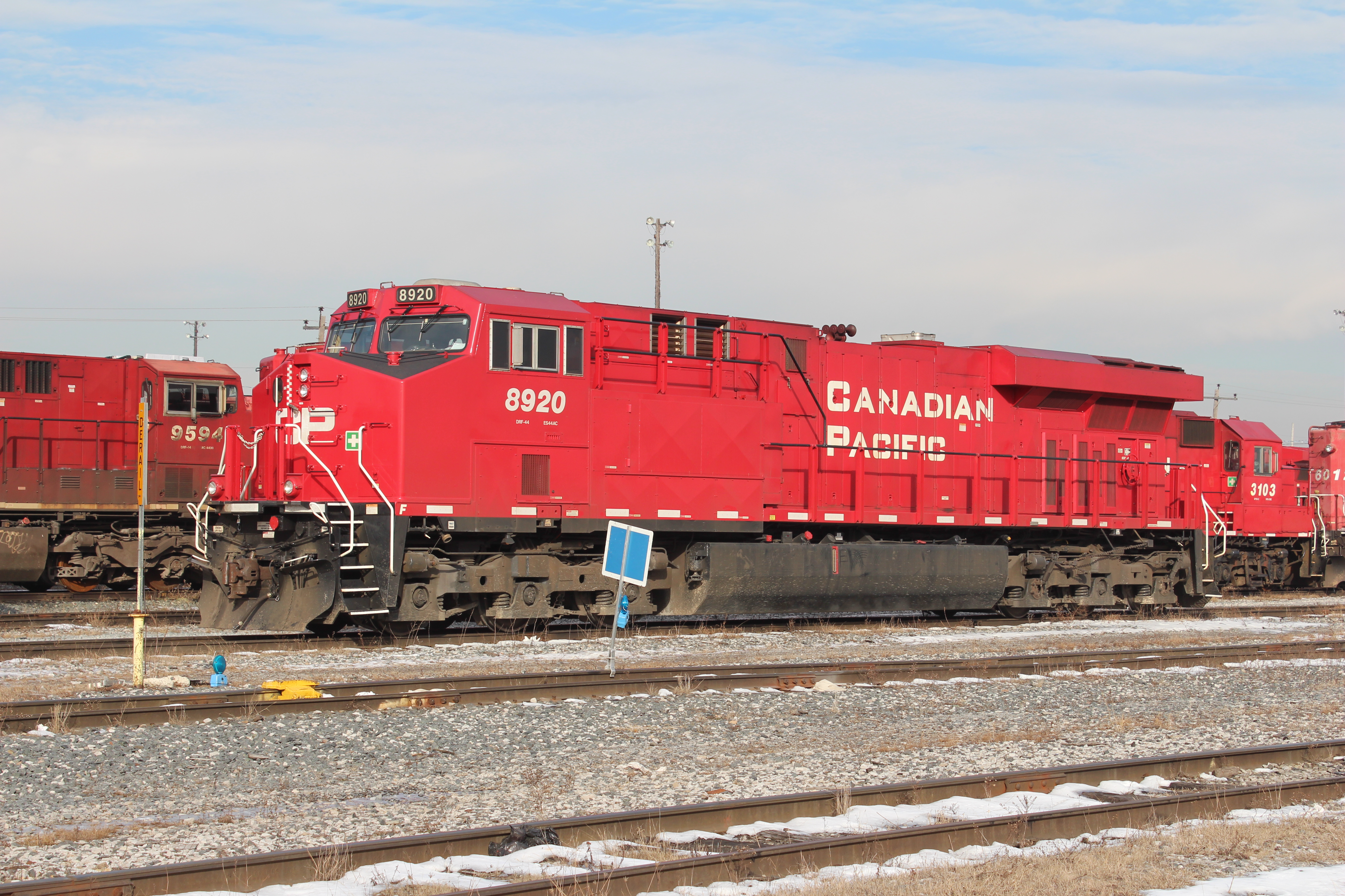 Railpictures.ca - Paul Santos Photo: ES44AC built in 2011 waits at the ...