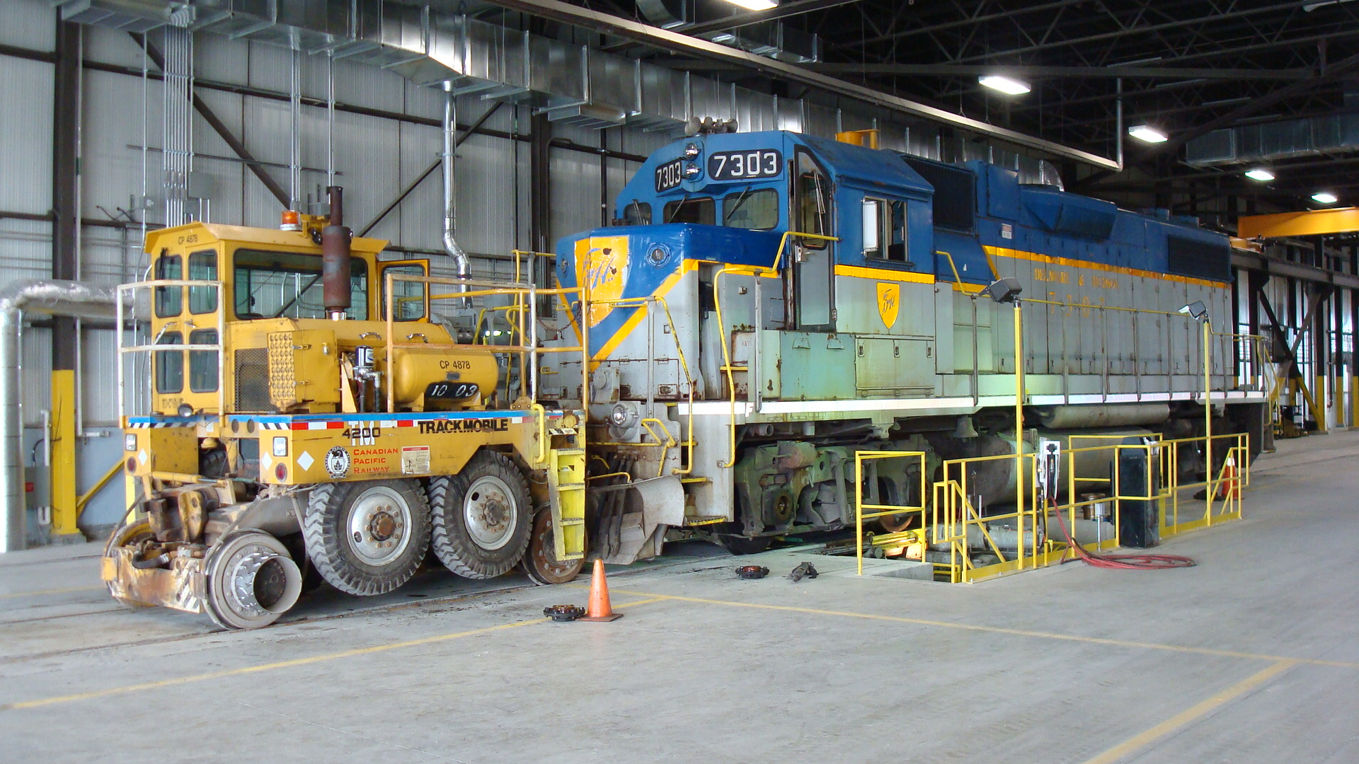 Railpictures.ca - Paul Santos Photo: A surprise visit from a lightning ...