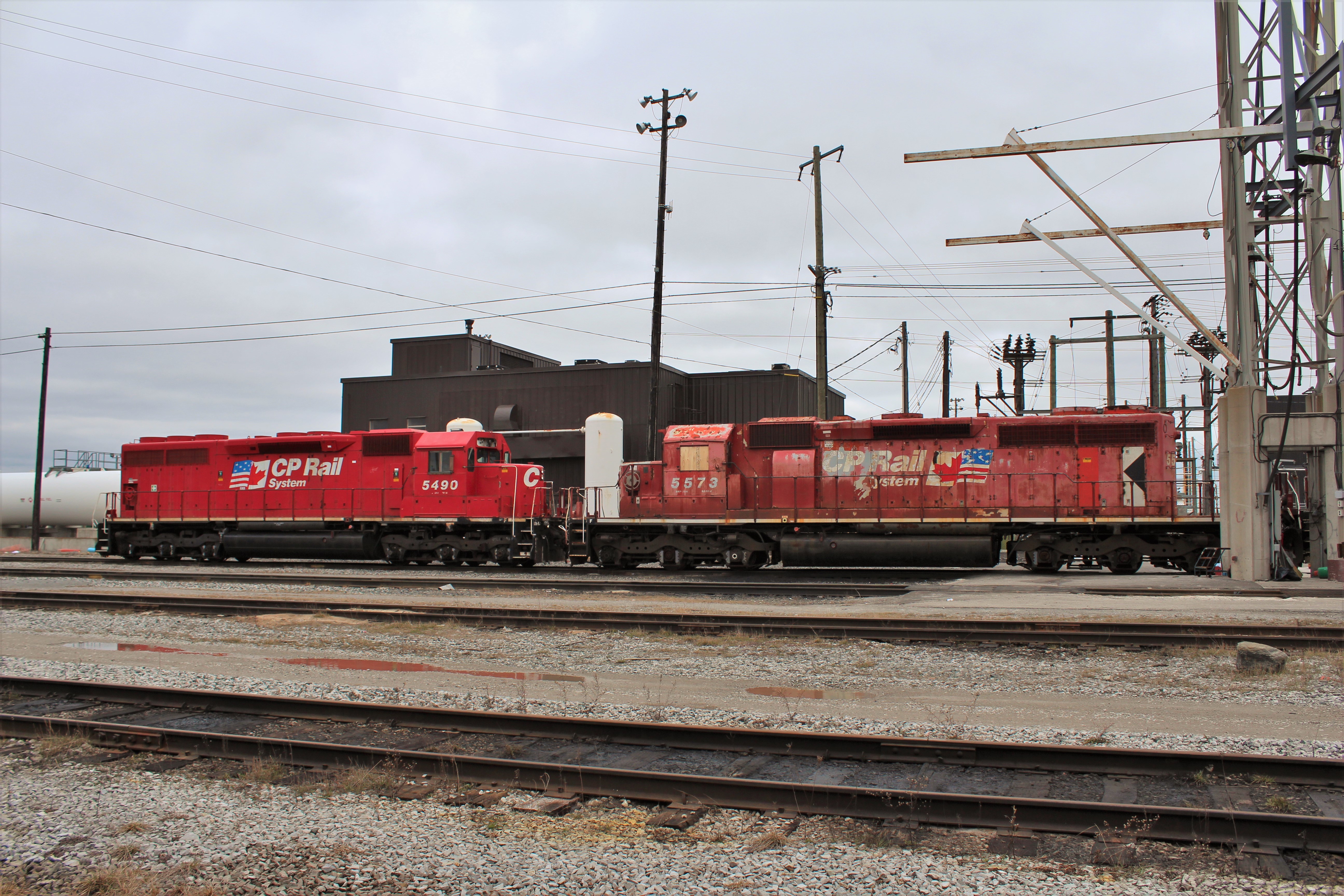 Railpictures.ca - Paul Santos Photo: Two sold SD40-2′s get ready to ...