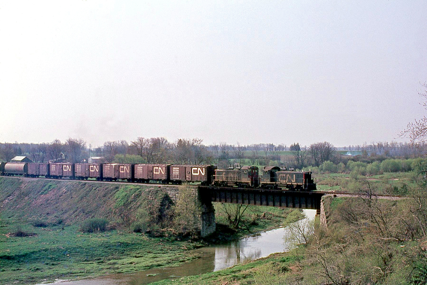 Railpictures.ca - Bill Thomson Photo: A CN freight lead by a pair of ...