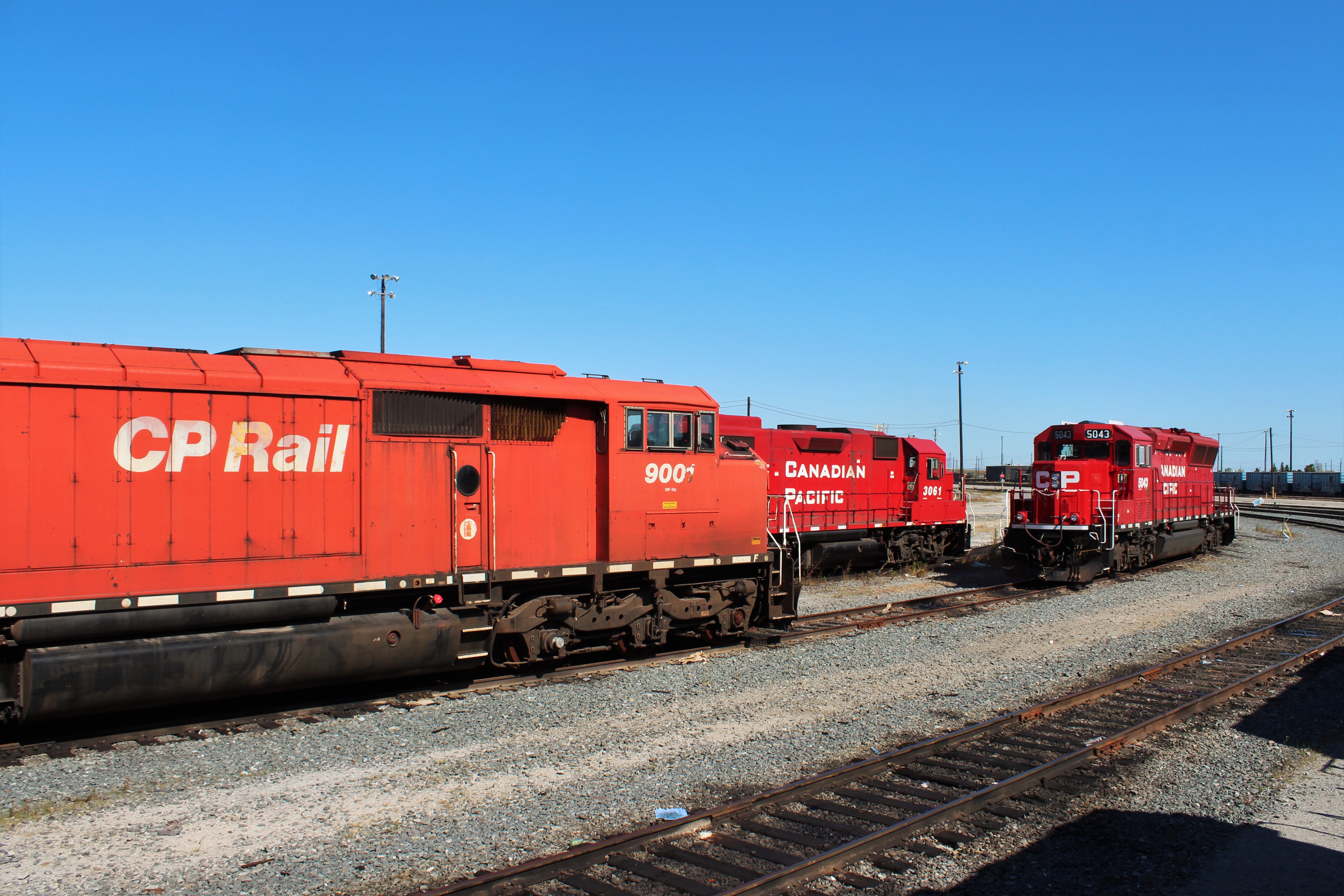 Railpictures.ca - Paul Santos Photo: Red barn SD40-2F meets SD30ECO ...