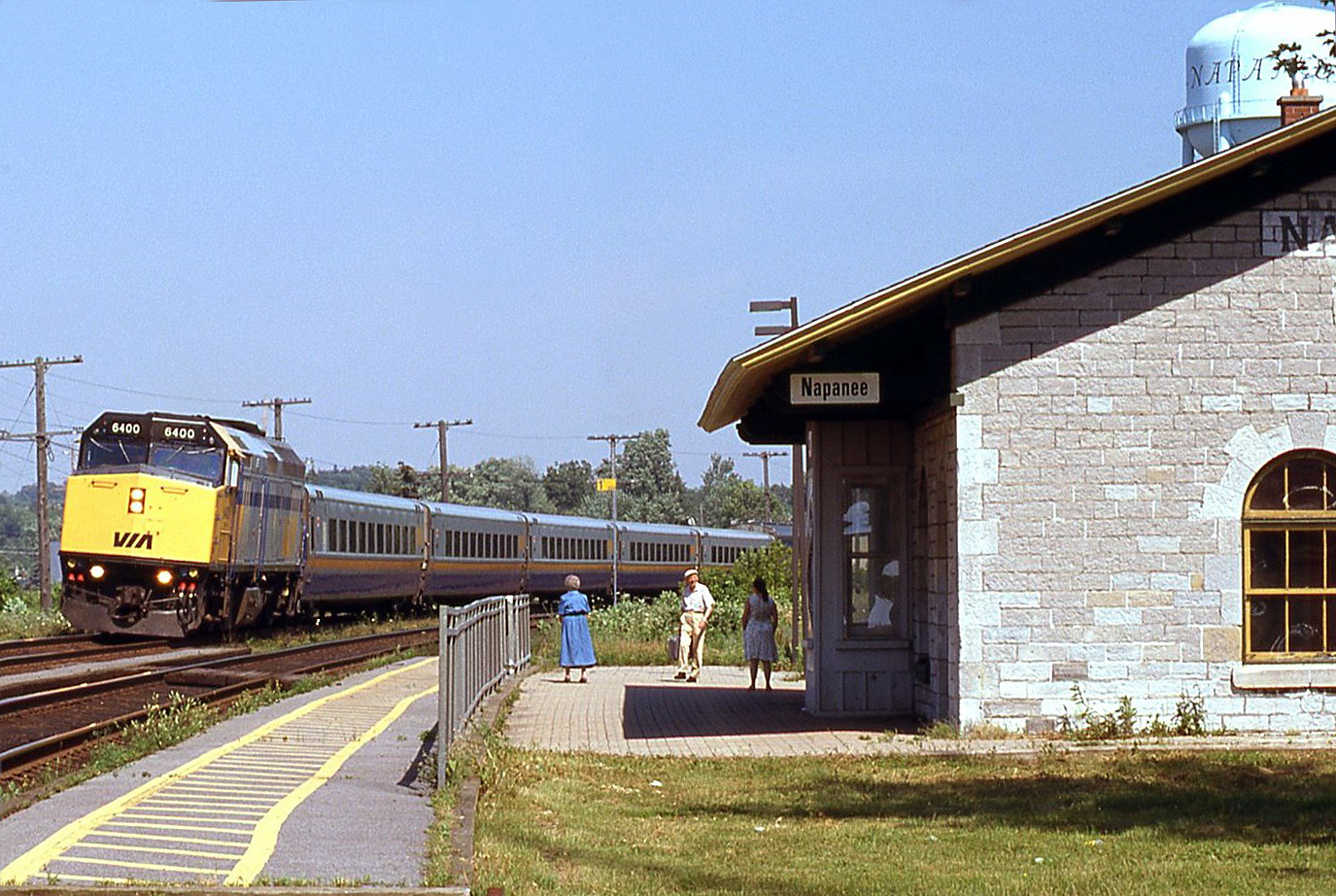 Railpictures.ca - Bill Thomson Photo: VIA Rail F40PH class unit 6400 ...
