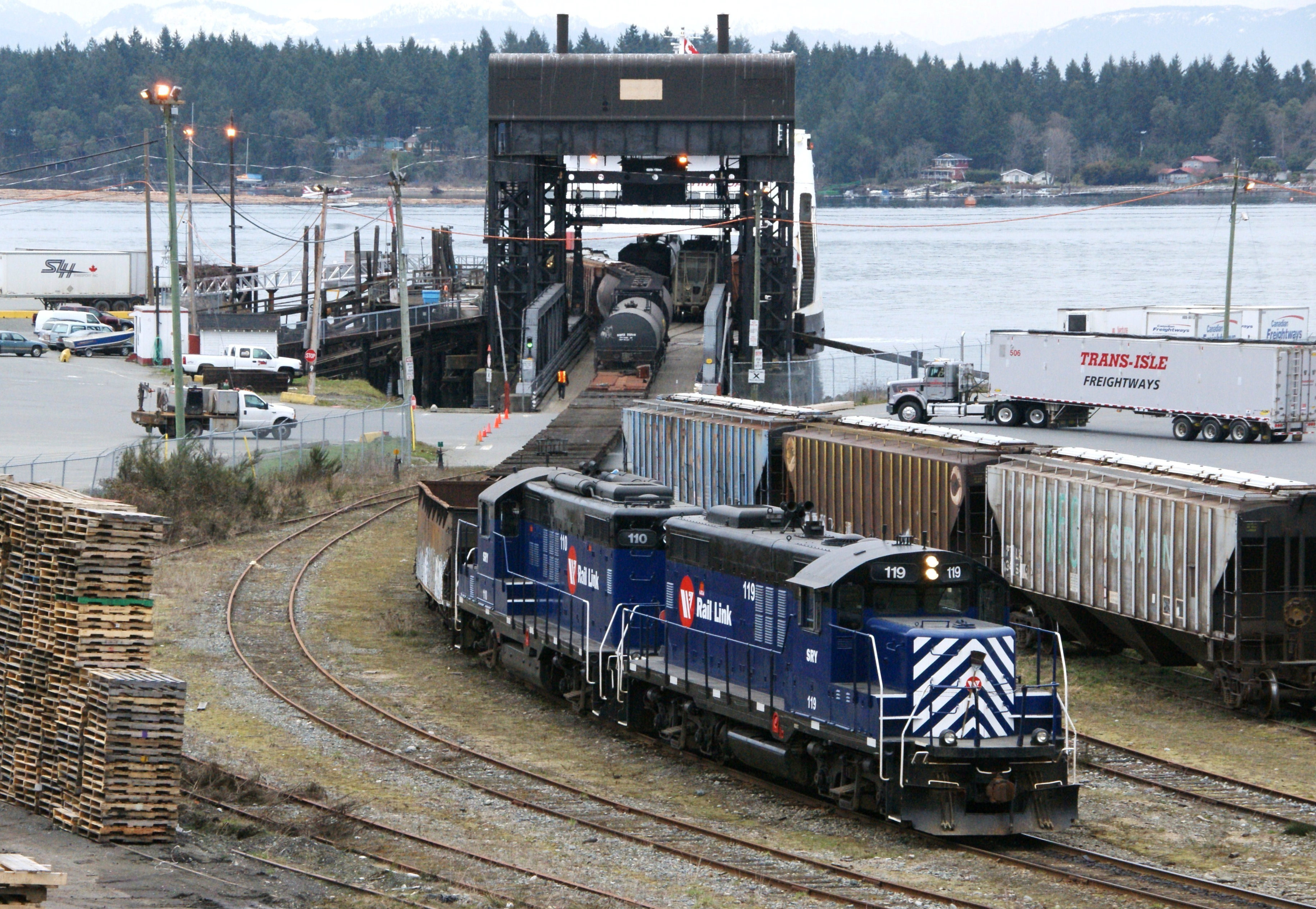Railpictures.ca - Glenn Cherry Photo: During the early morning hours ...