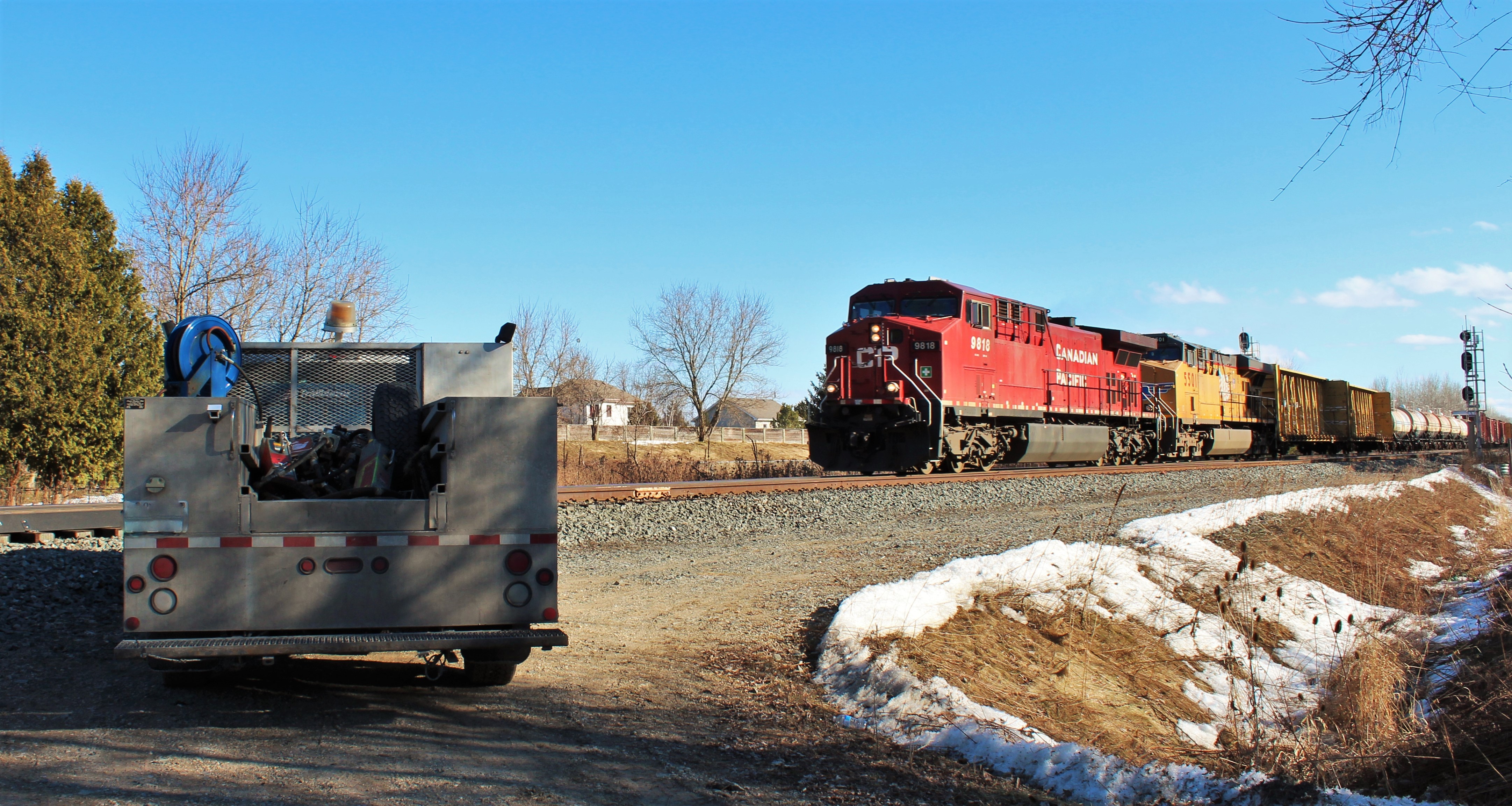 Railpictures.ca - Paul Santos Photo: A CP AC4400 and a UP GEVO lead a ...