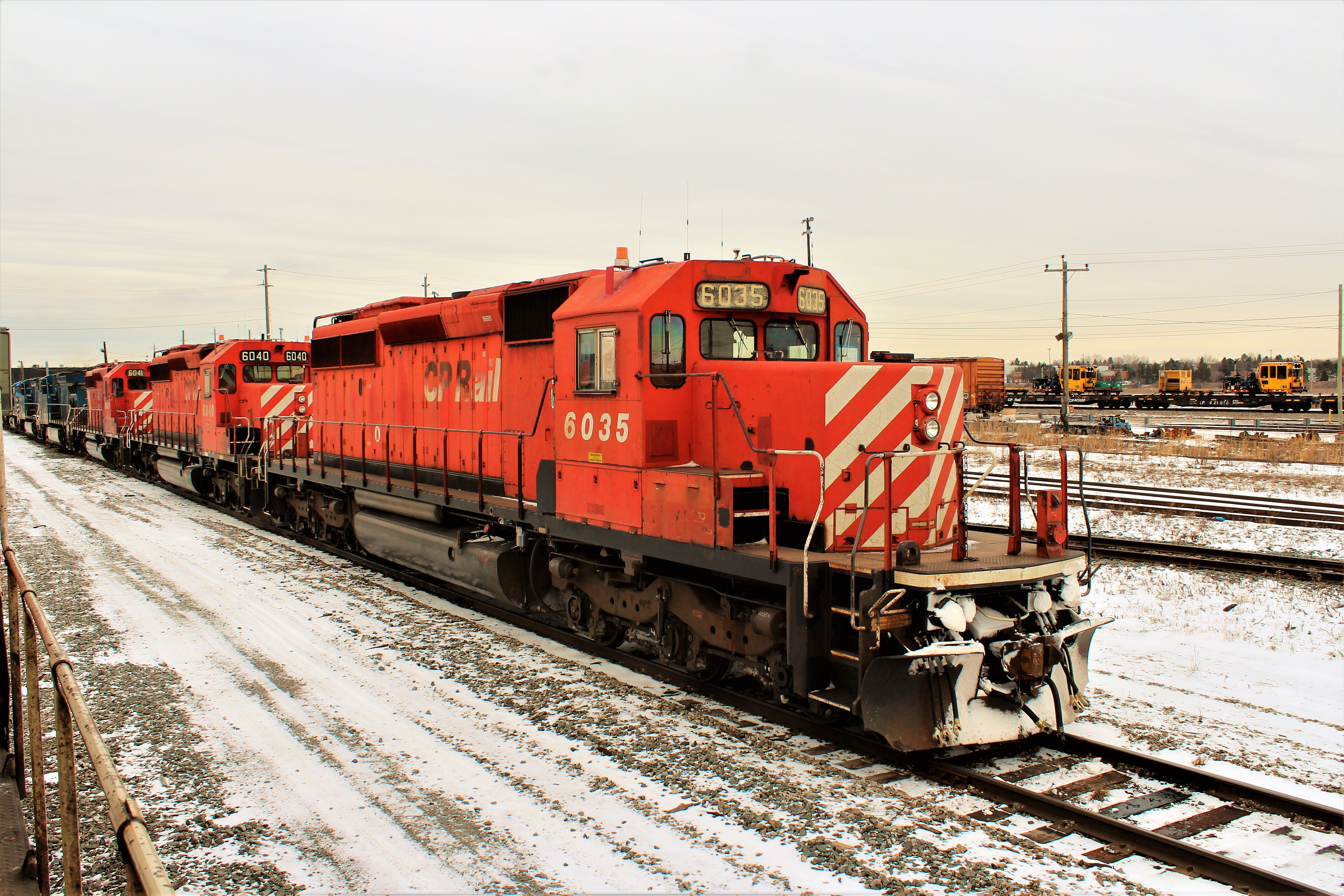 Railpictures.ca - Paul Santos Photo: 3 remote controlled equipped SD40 ...