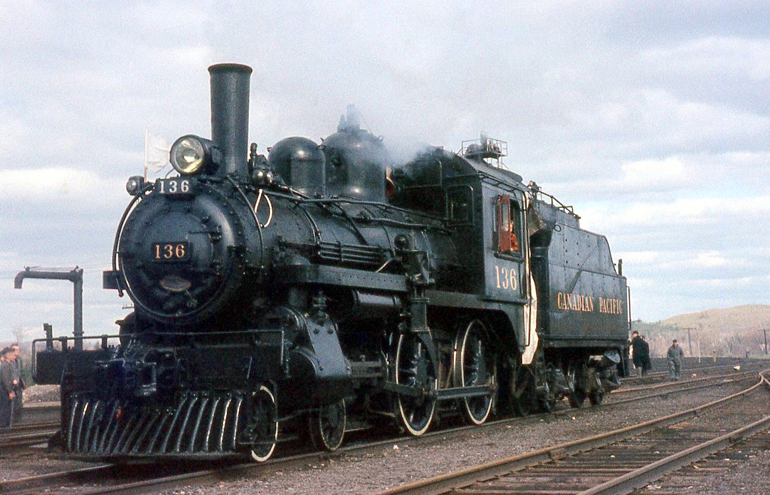 Railpictures.ca - Bill Thomson Photo: There’s no shortage of railfans ...