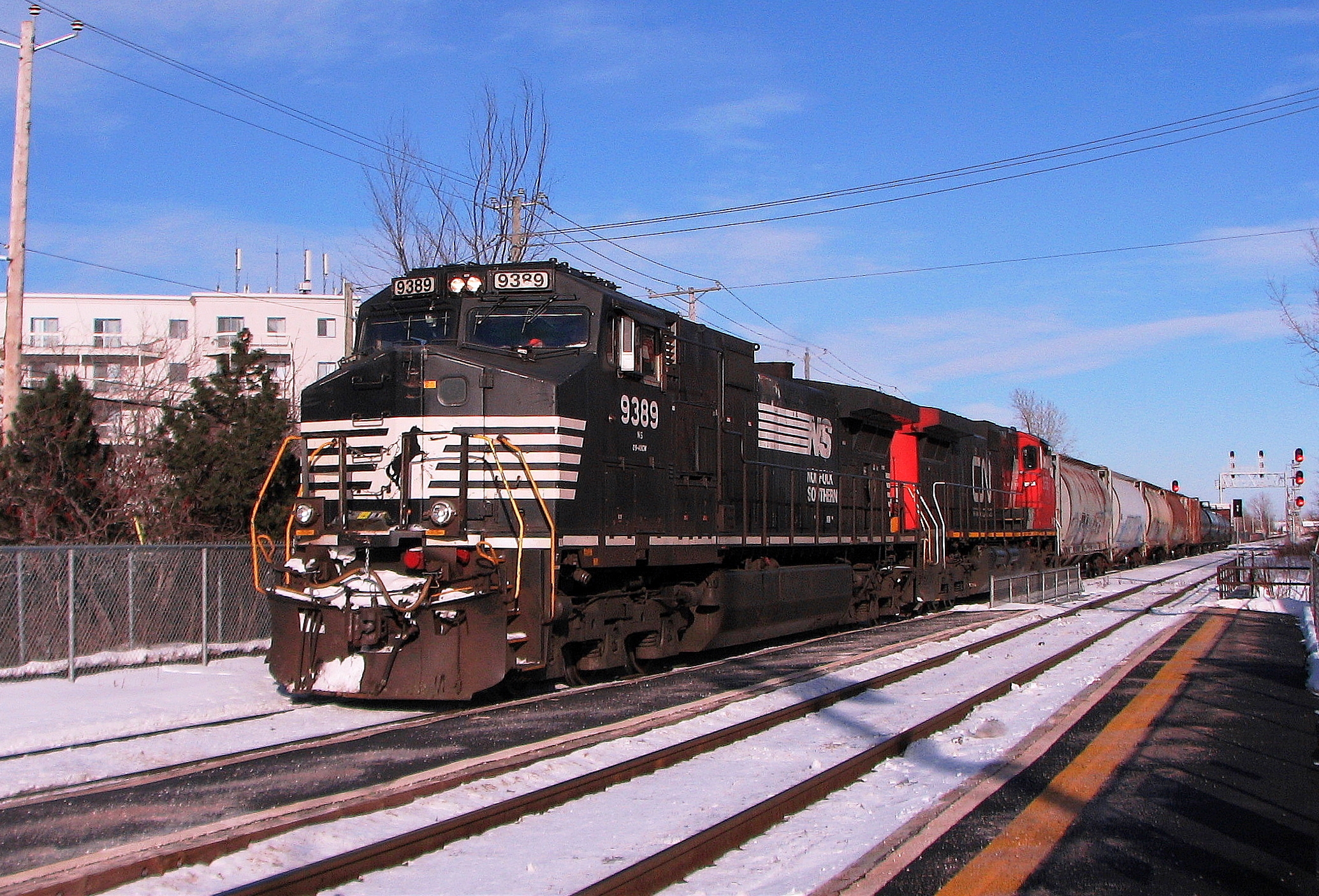 Railpictures.ca - Jean-Pierre Brossard Photo: NS-9369 a C-40-9W leading ...