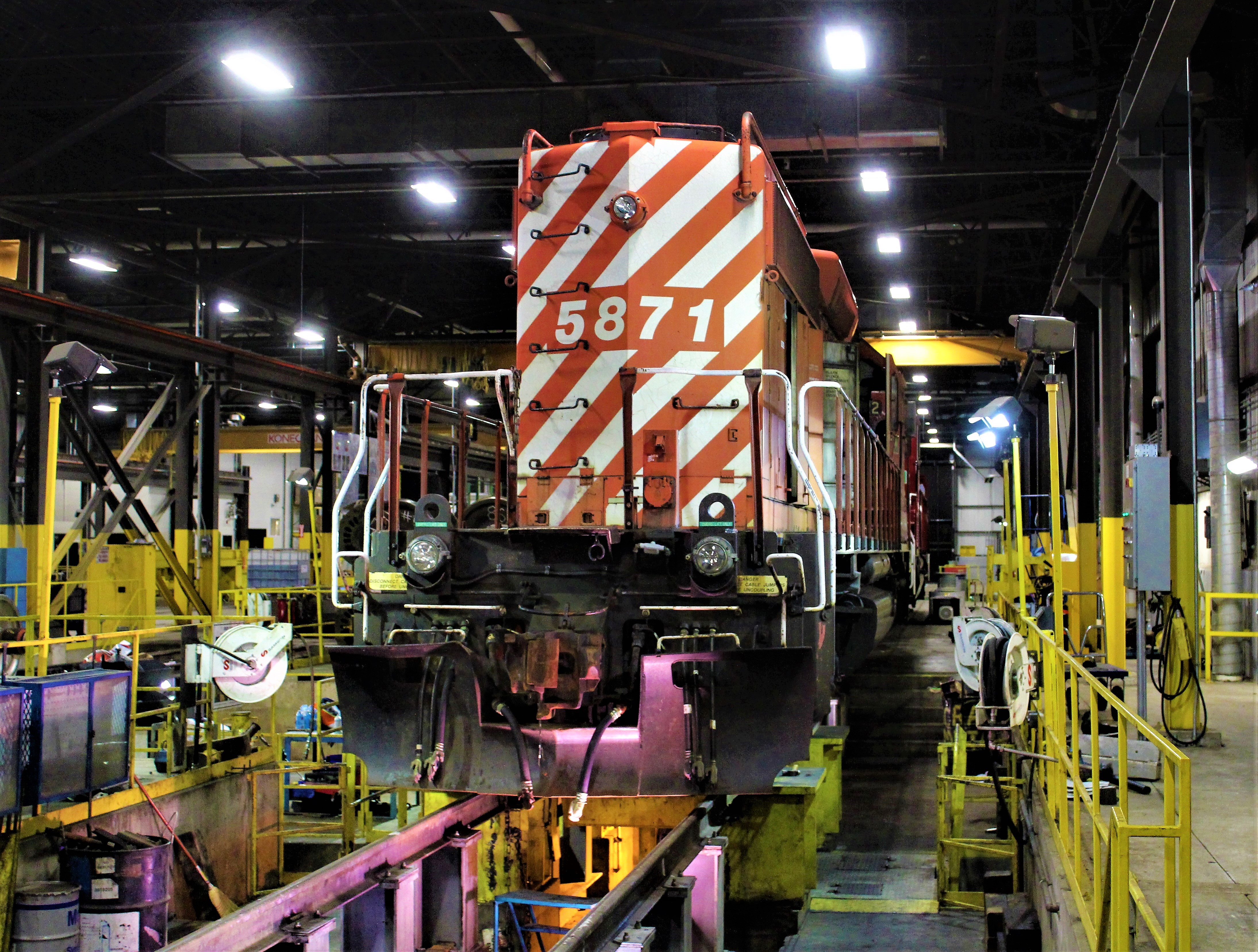 Railpictures.ca - Paul Santos Photo: CP 5871 is on the drop pit ...