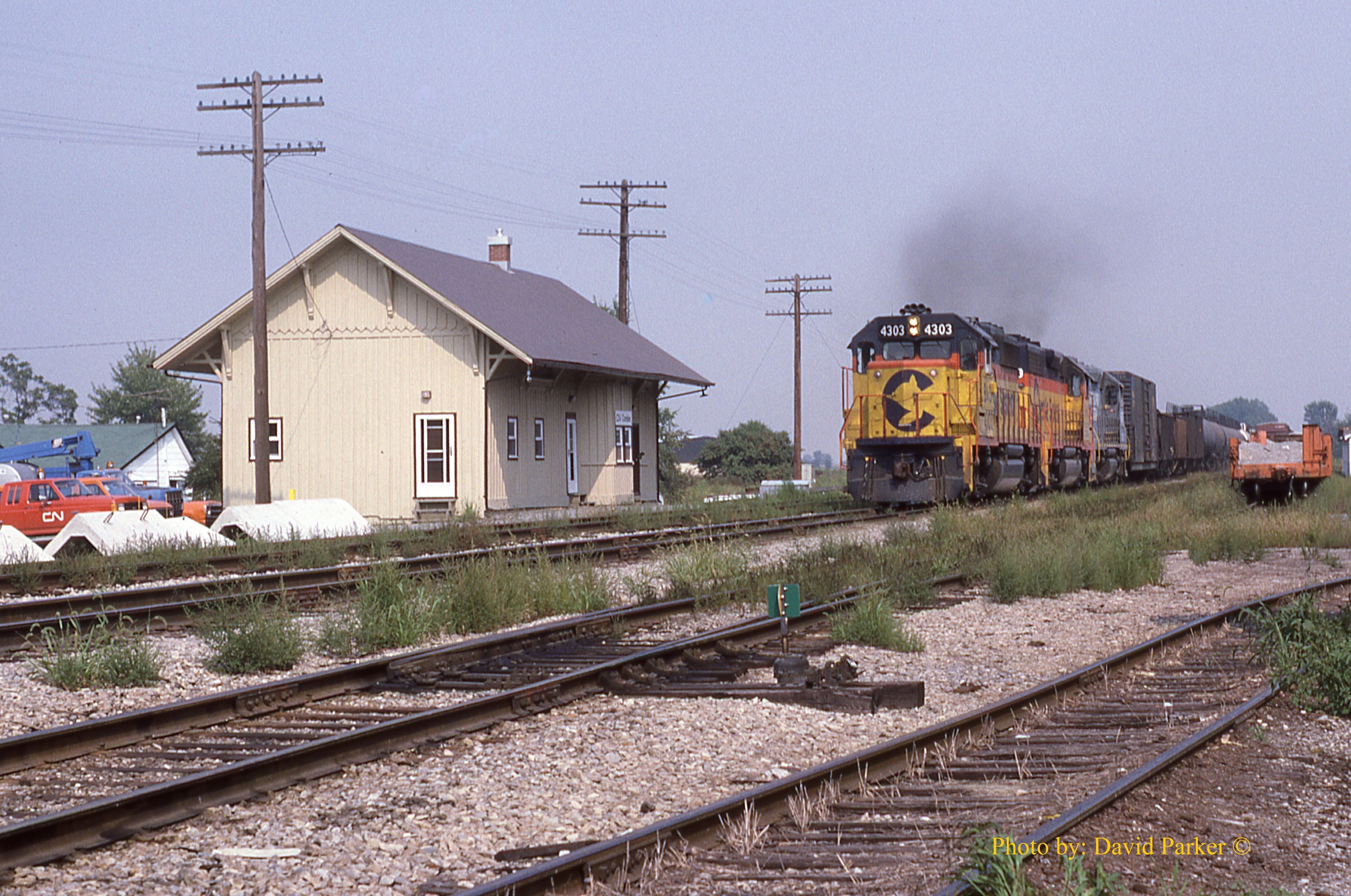 Railpictures.ca - David J Parker Photo: CSXT #321 hustles past the Ex ...
