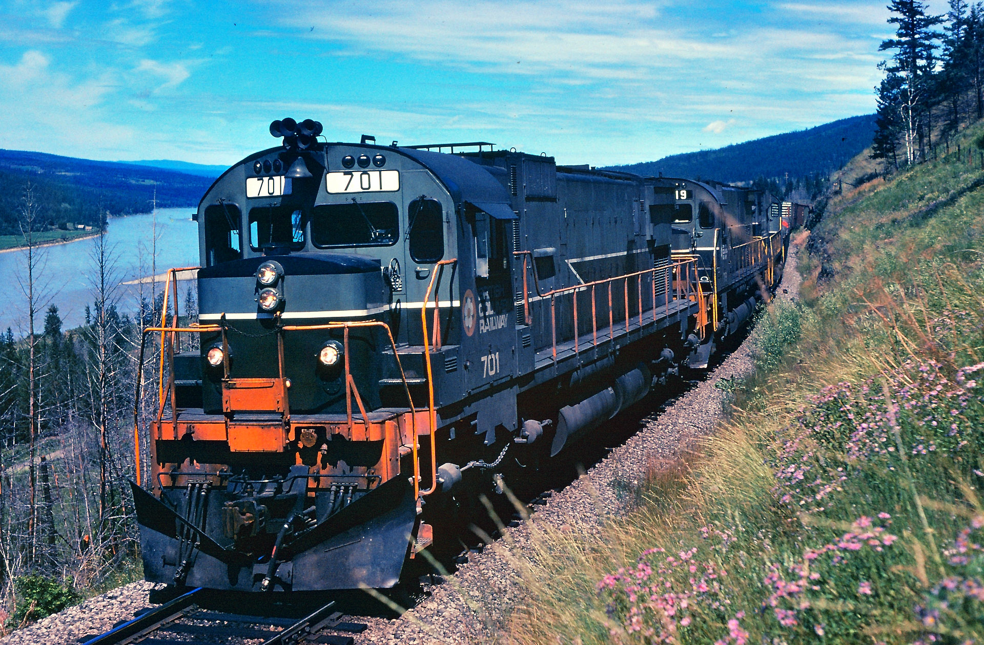 Railpictures.ca - Doug Lawson Photo: Train #32, symbol “PV” stopped ...