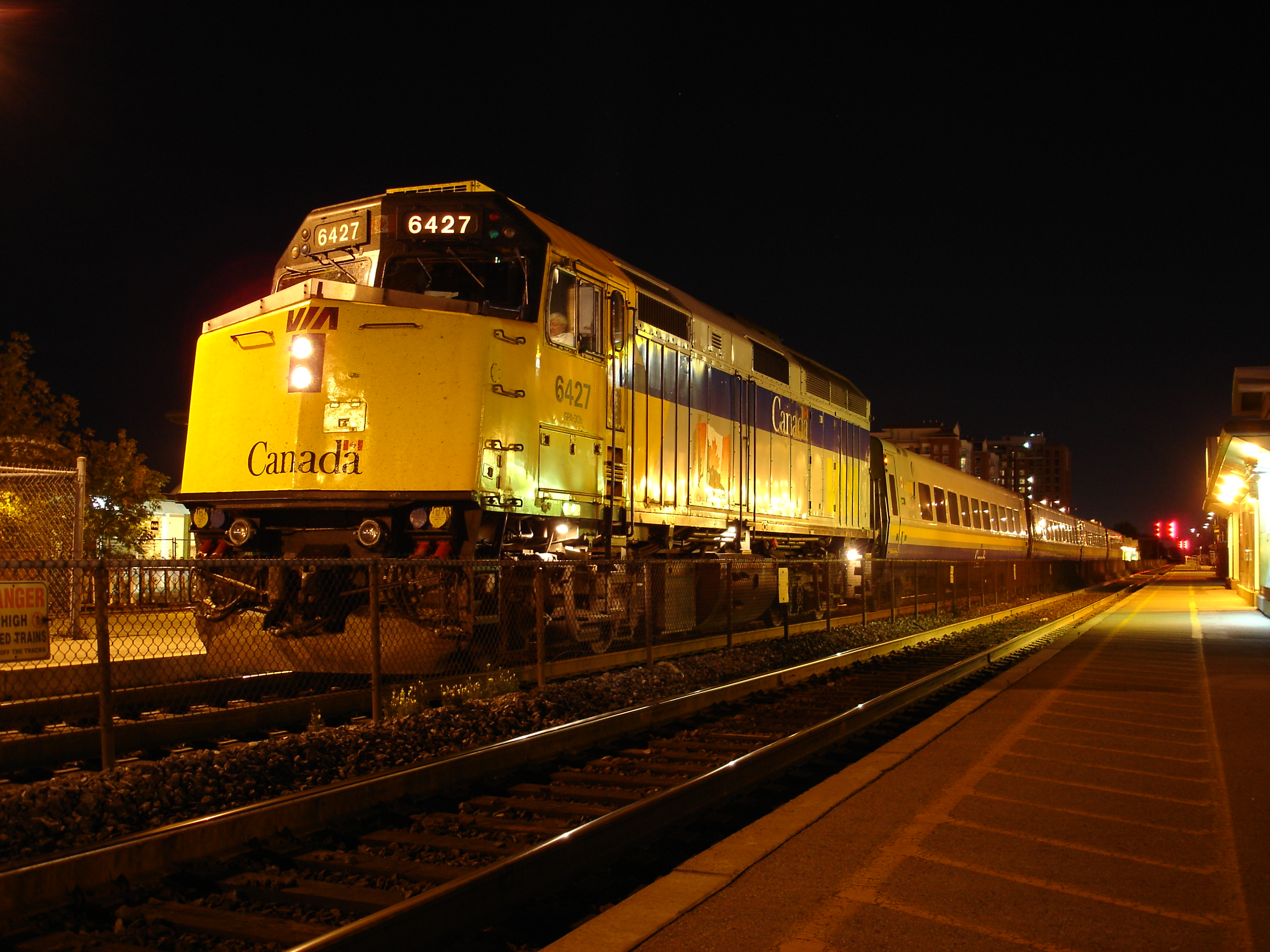 Railpictures.ca - Christer Tepper Photo: VIA 6427 pauses at Oakville ...