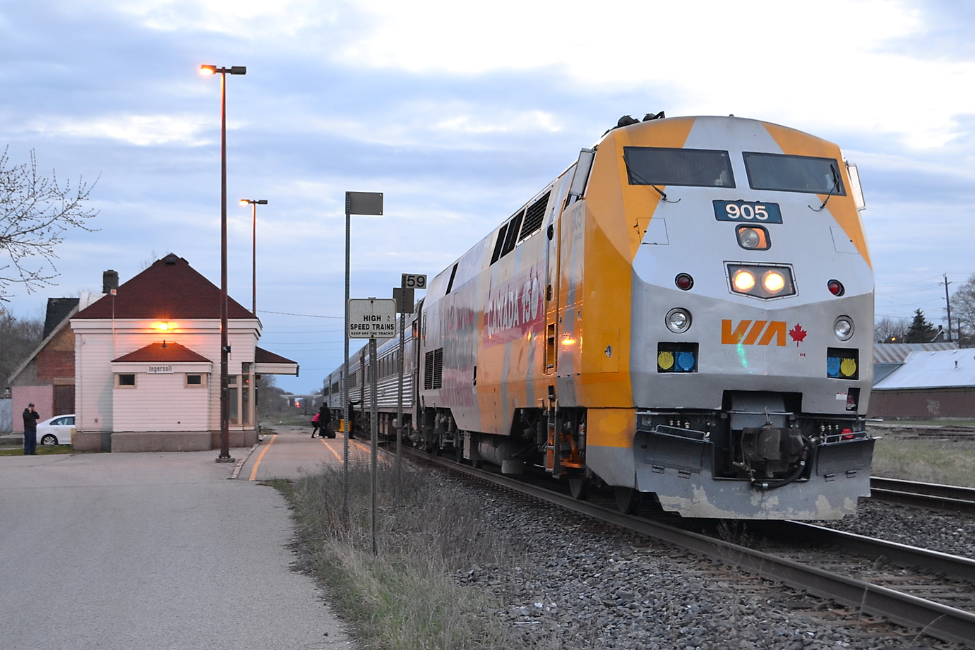 Railpictures.ca - Ian Deck Photo: VIA 905 stops in Ingersoll, Ontario ...