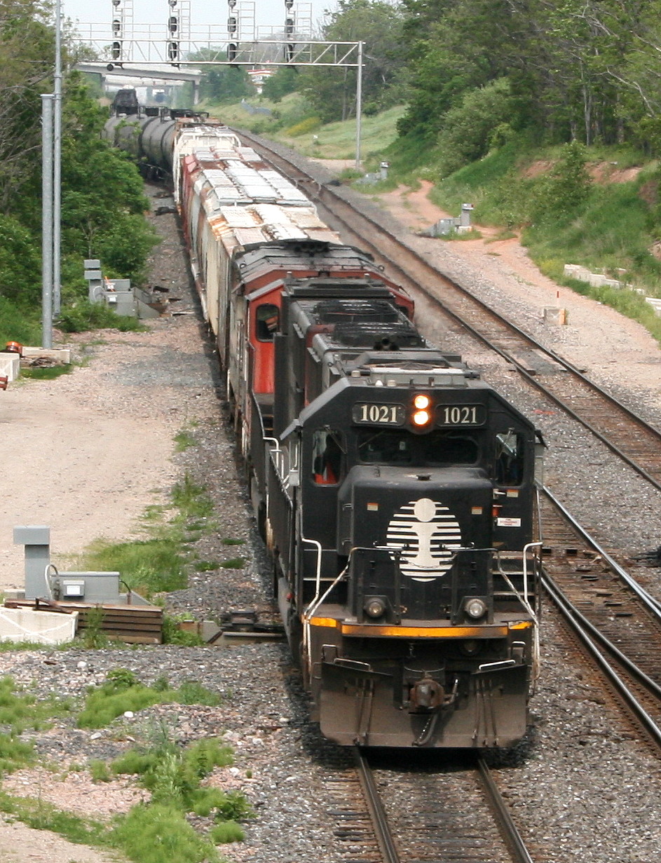 Railpictures.ca - Greg Roach Photo: well, sitting by the pool with a ...