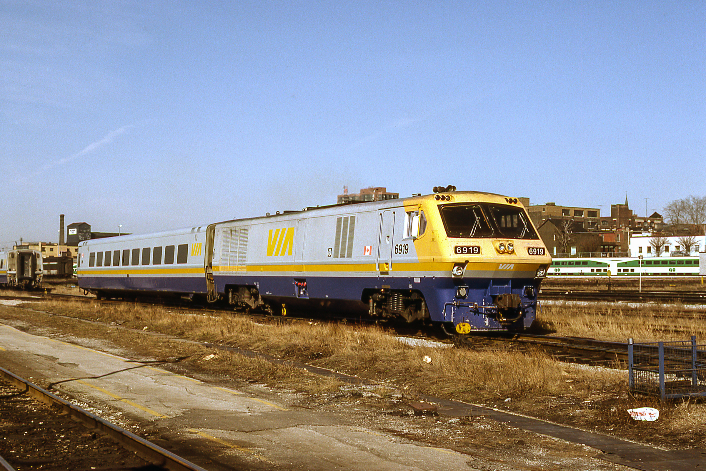 Railpictures.ca - Robert Farkas Photo: VIA 6919 and one LRC passenger ...