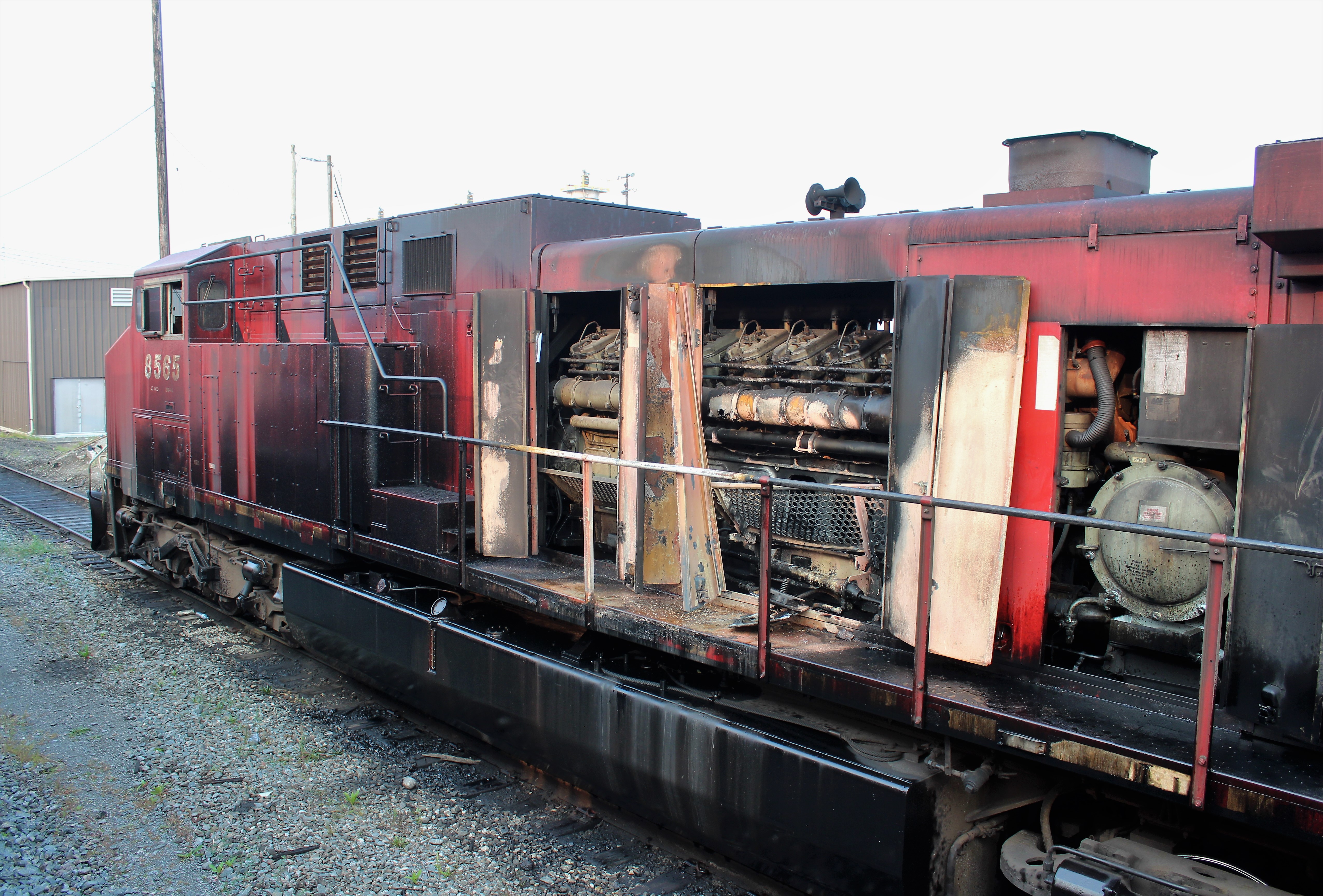 Railpictures.ca - Paul Santos Photo: AC4400 8565 suffered engine damage ...
