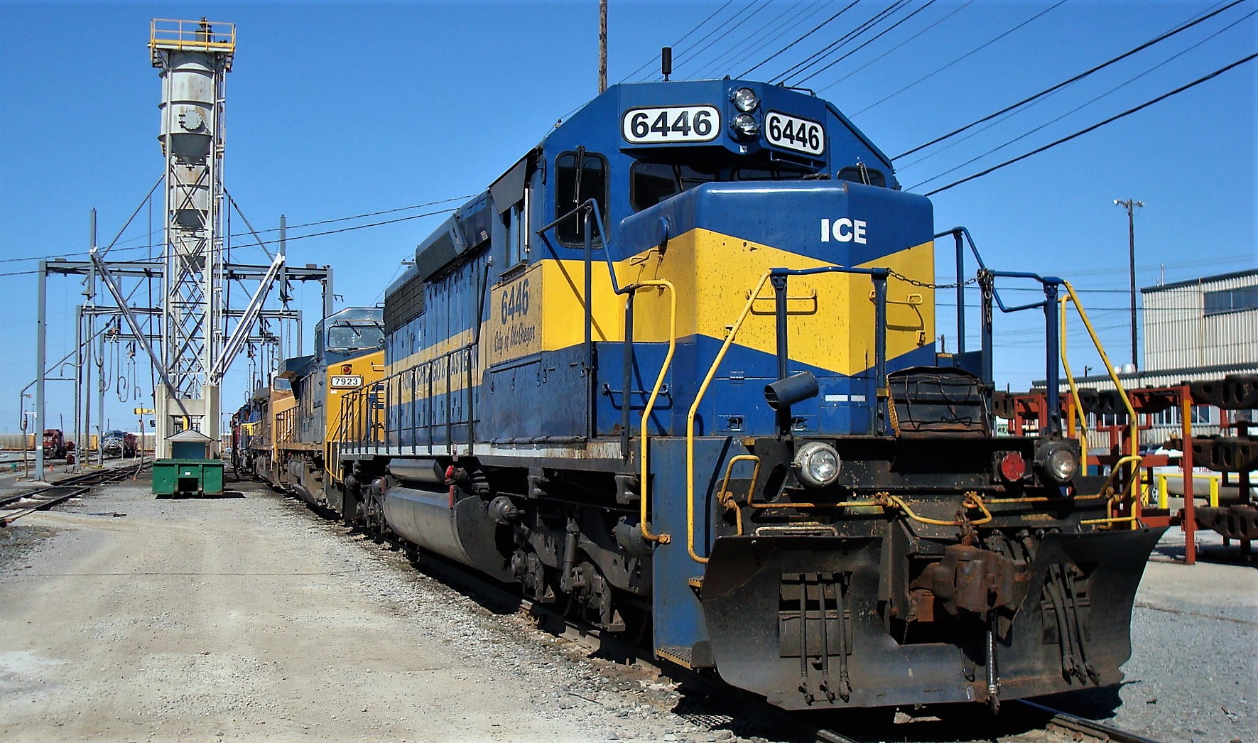 Railpictures.ca - Paul Santos Photo: Just west of the servicing island ...