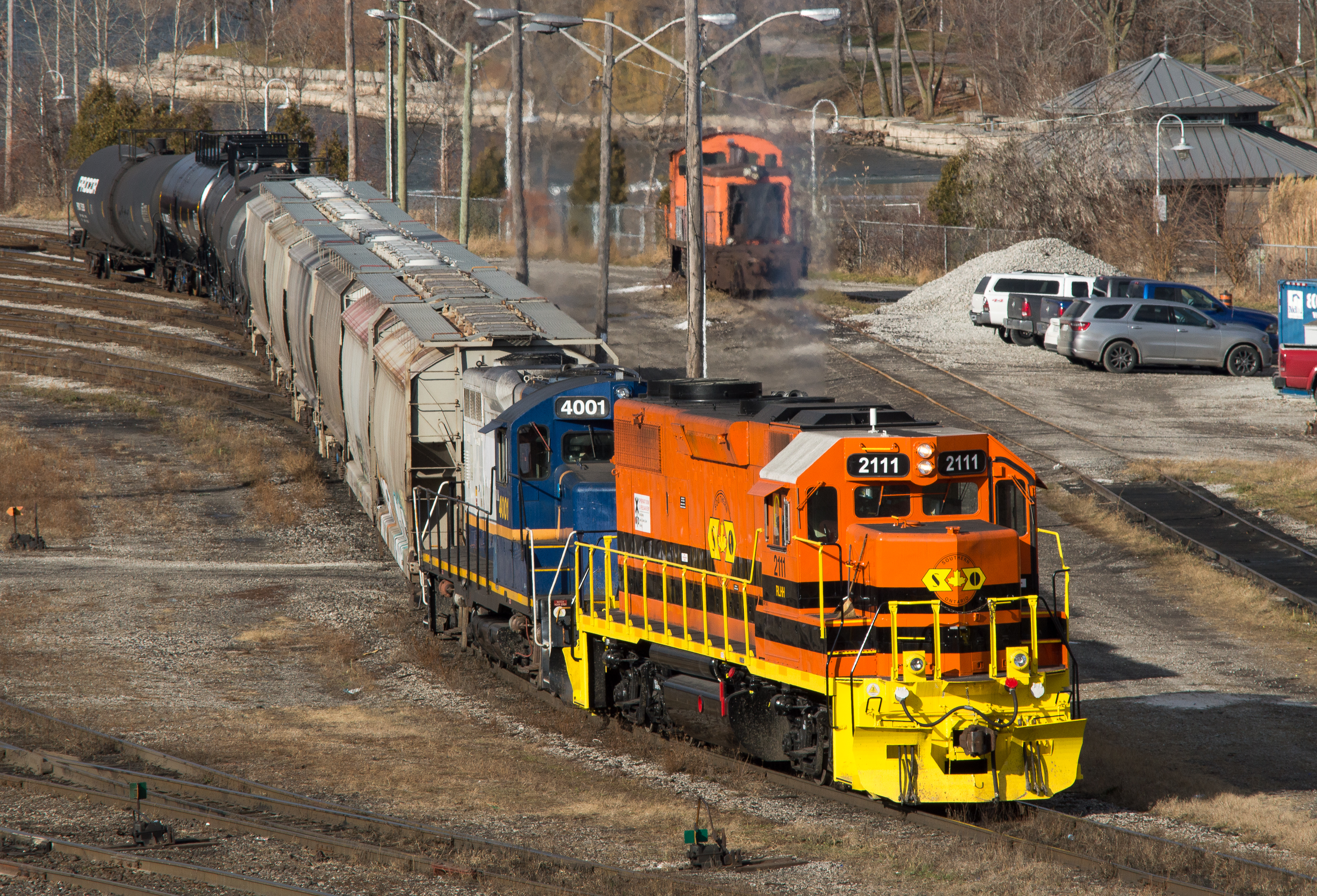 Railpictures.ca - Joseph Bishop Photo: RLHH 2111 and RLK 4001 work the ...