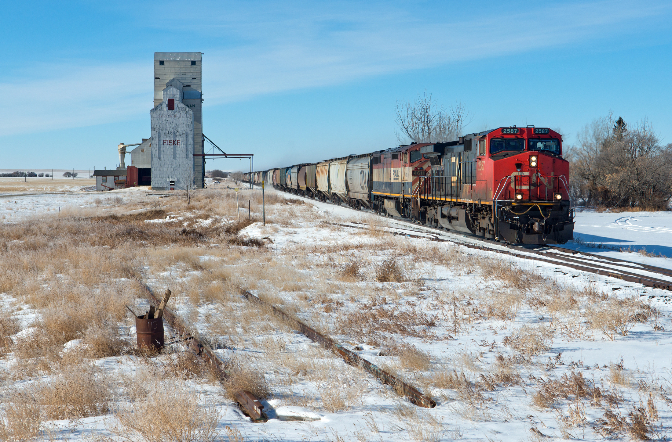 Railpictures.ca - Matt Watson Photo: Train 540 passes the elevator at ...
