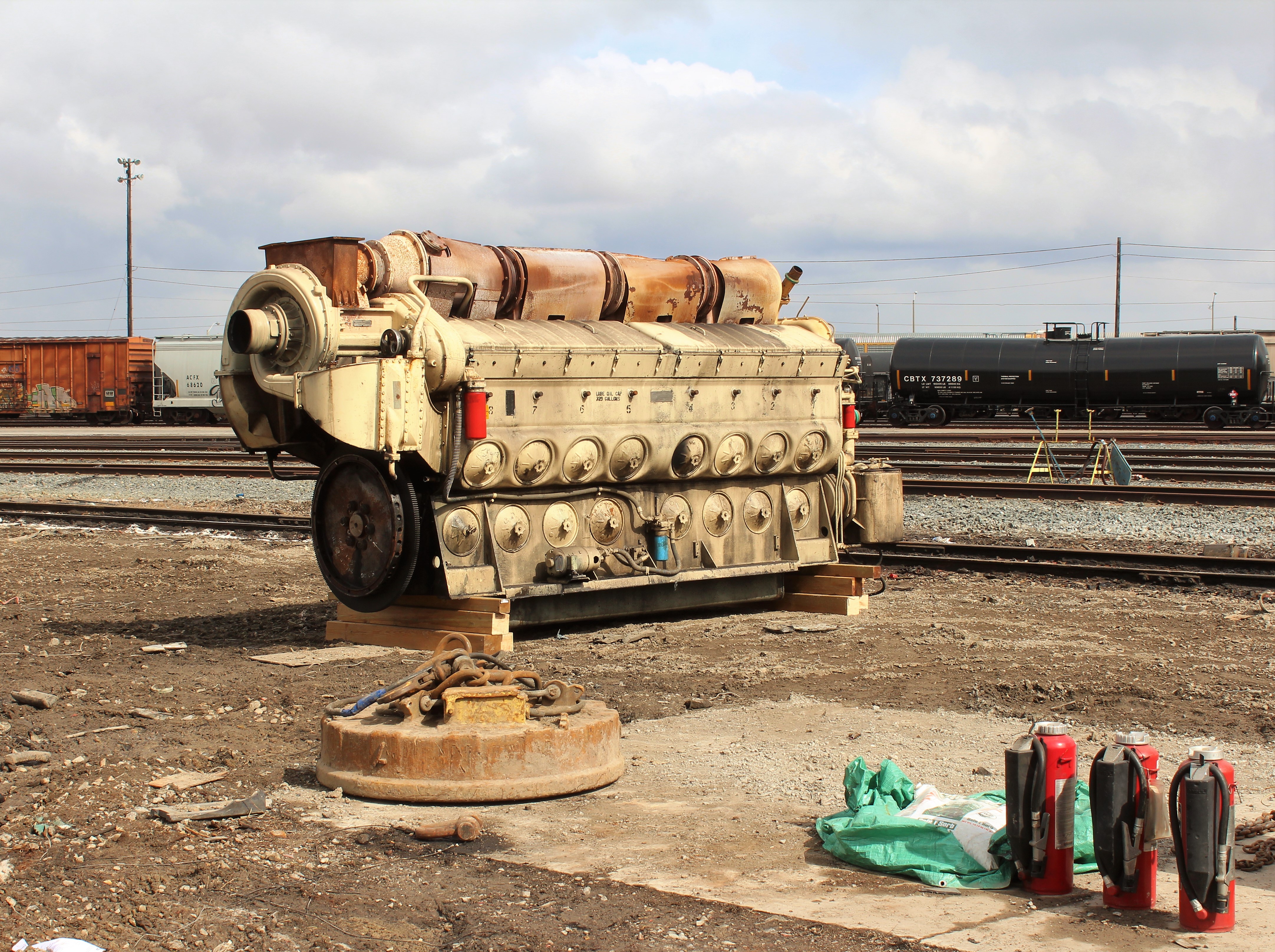 Railpictures.ca - Paul Santos Photo: The EMD engine from CP 5824 sits ...