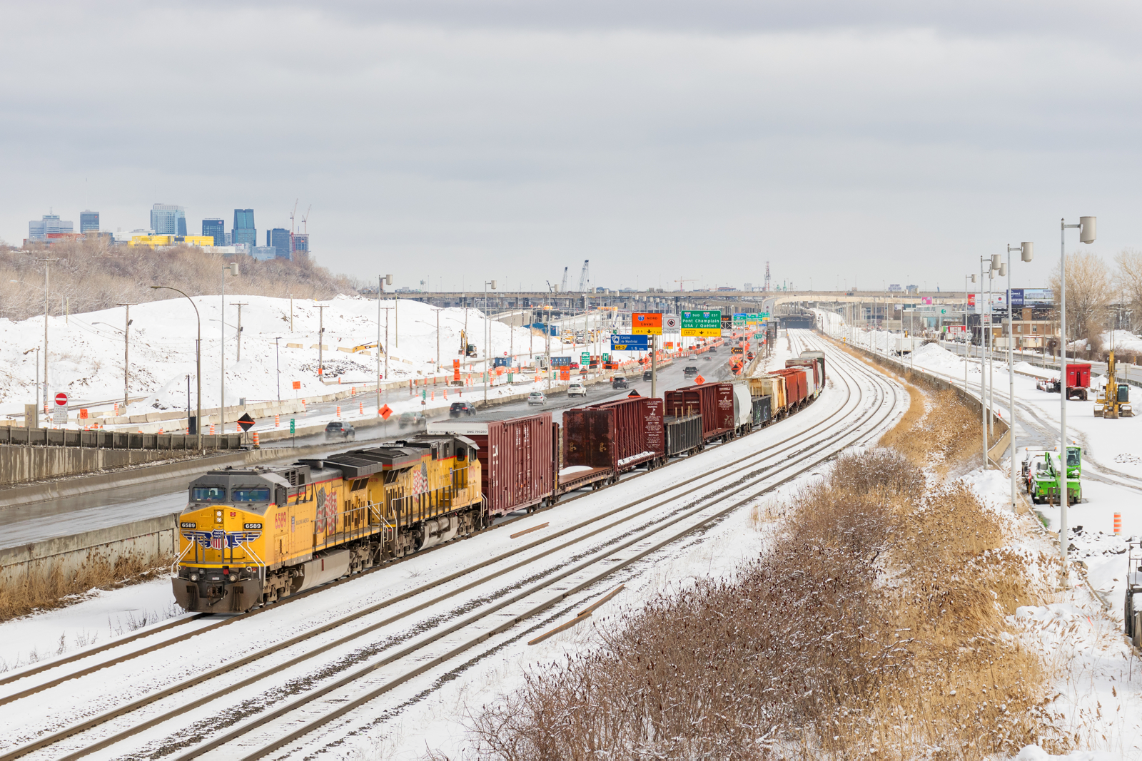 Railpictures.ca - Michael Berry Photo: UP 6589 & UP 8076 lead a short ...