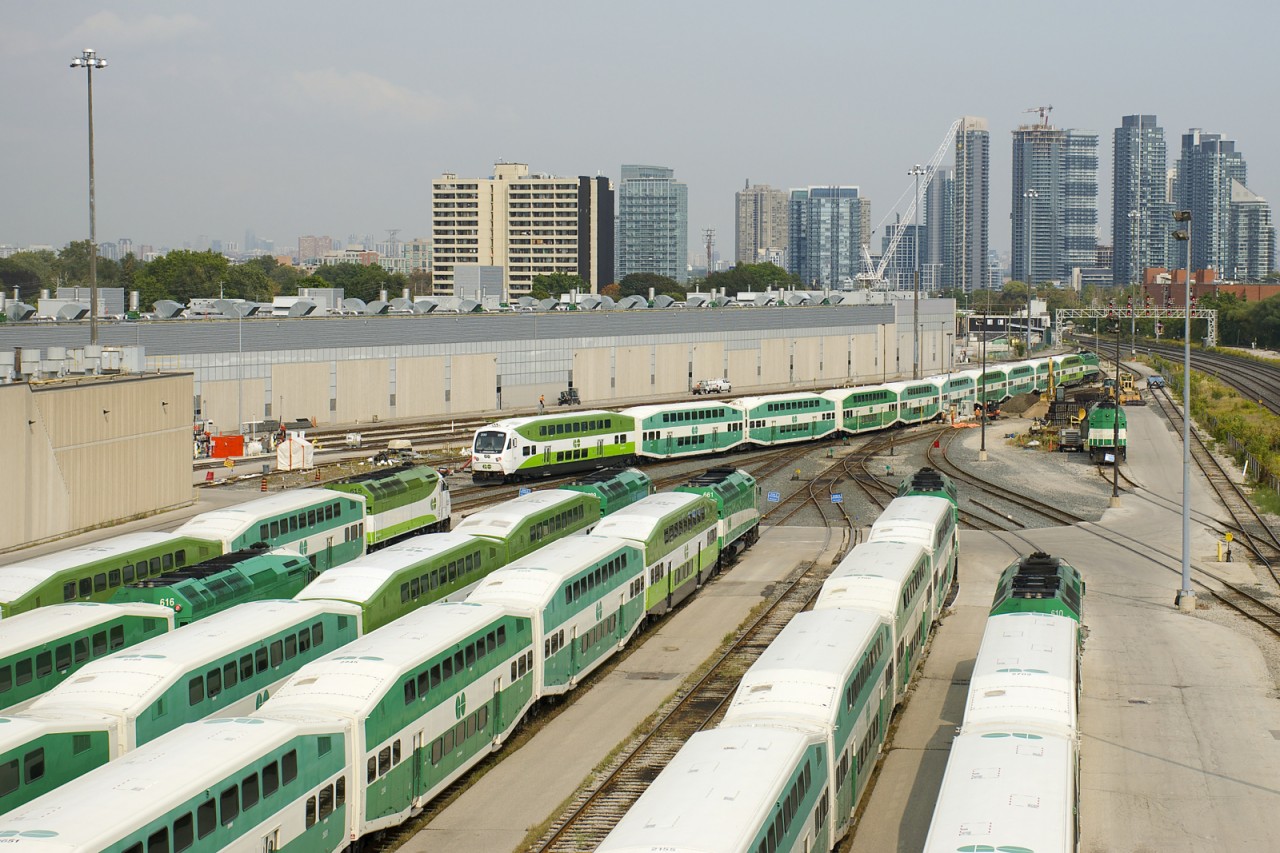 Railpictures.ca - Michael Berry Photo: Their are a mixture of GO ...