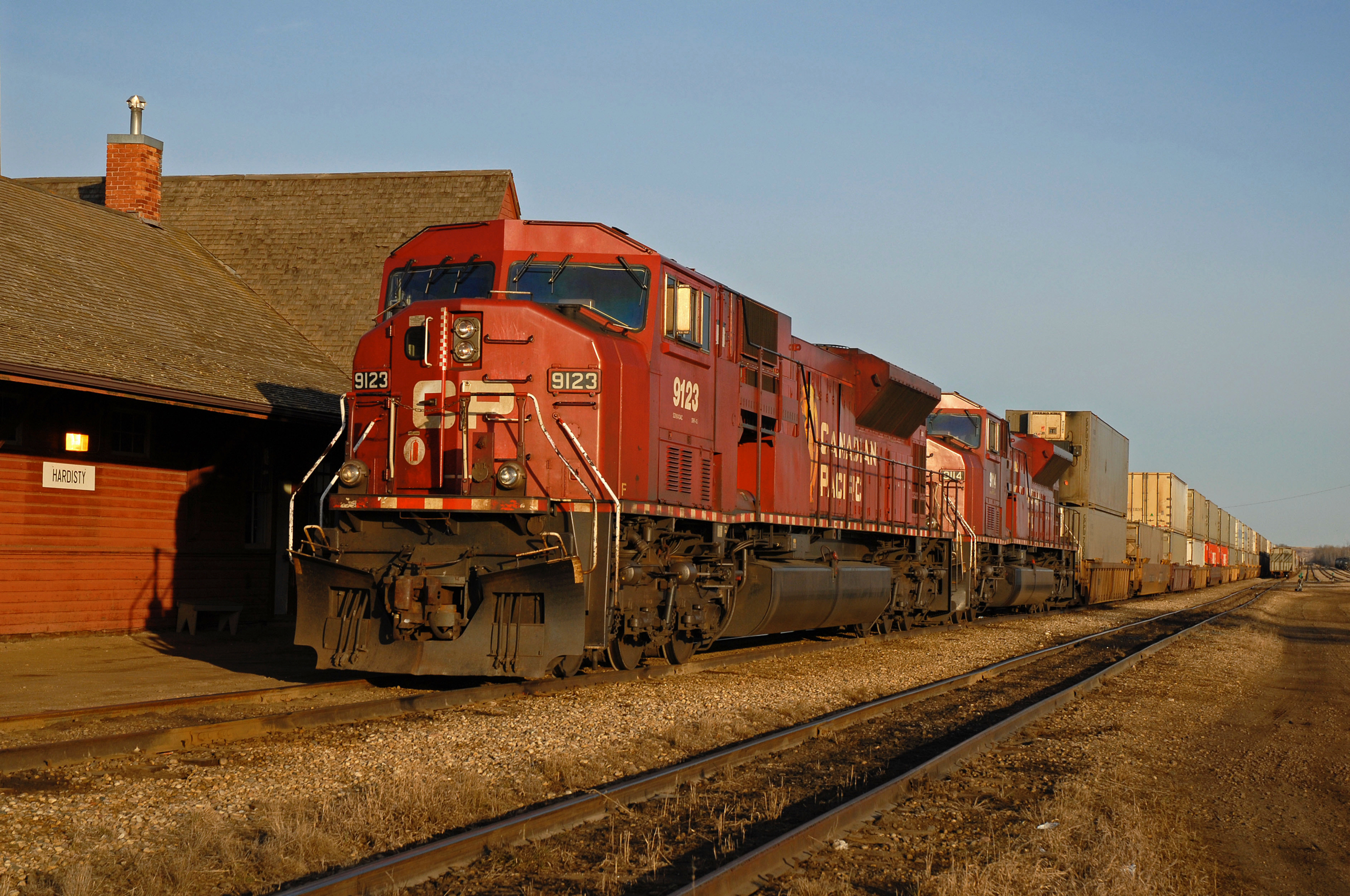 Railpictures.ca - Matt Watson Photo: Edmonton-Toronto train 104 waits ...