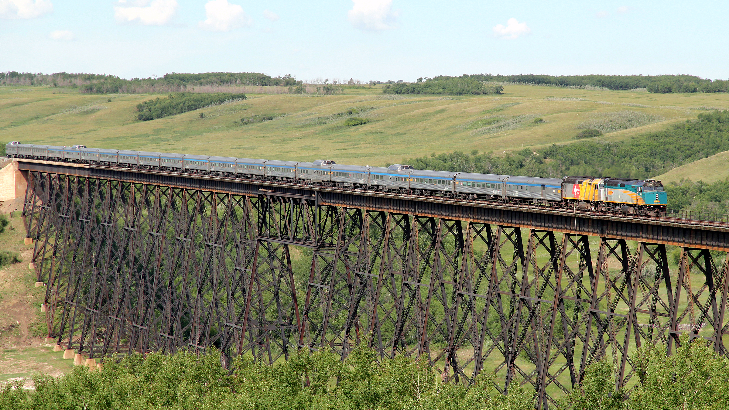 Railpictures.ca - colin arnot Photo: A late running VIA #2 Crosses the ...