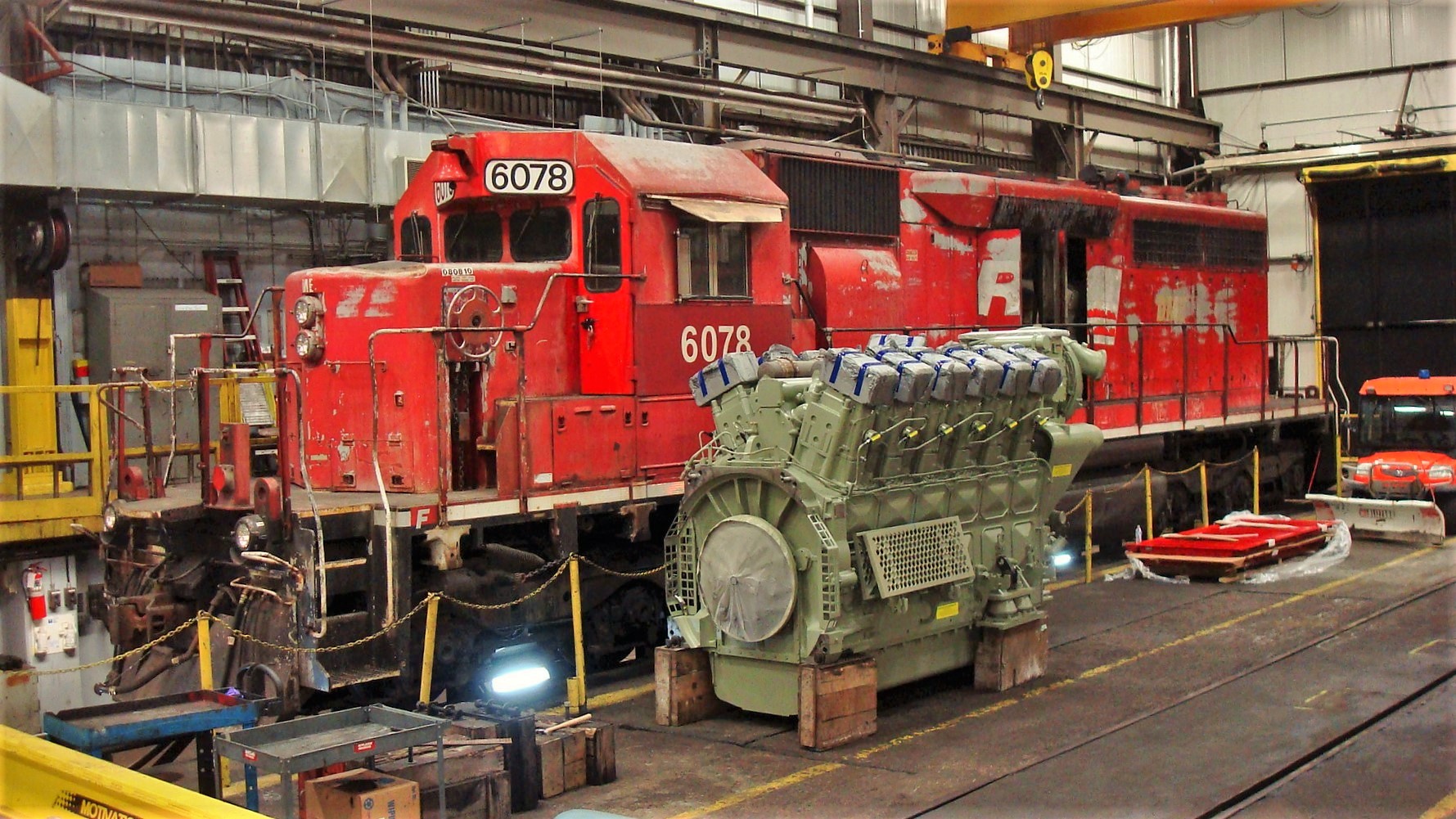 Railpictures.ca - Paul Santos Photo: Posing beside a newly delivered ...