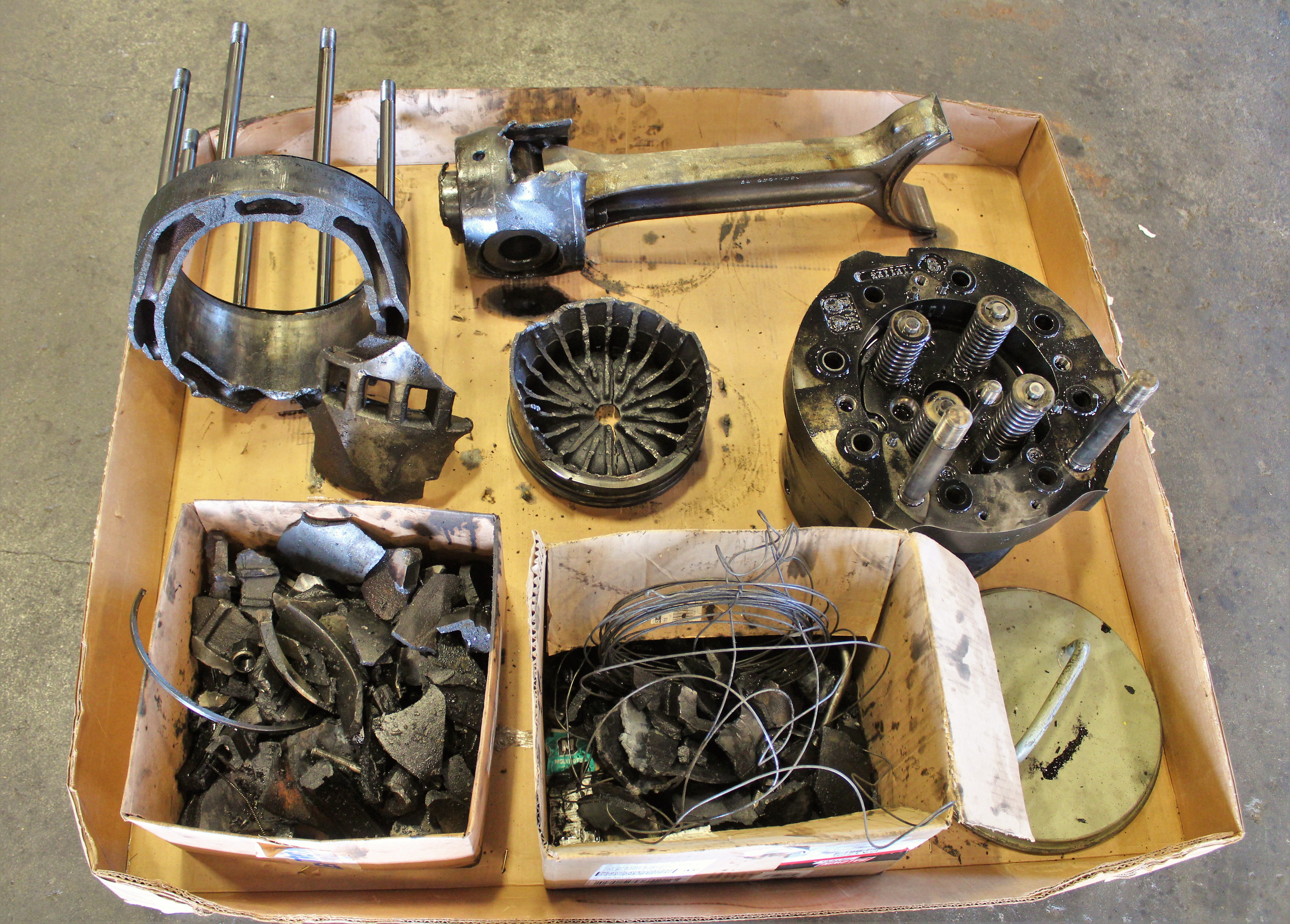 Railpictures.ca - Paul Santos Photo: EMD 645 power assembly (cylinder ...