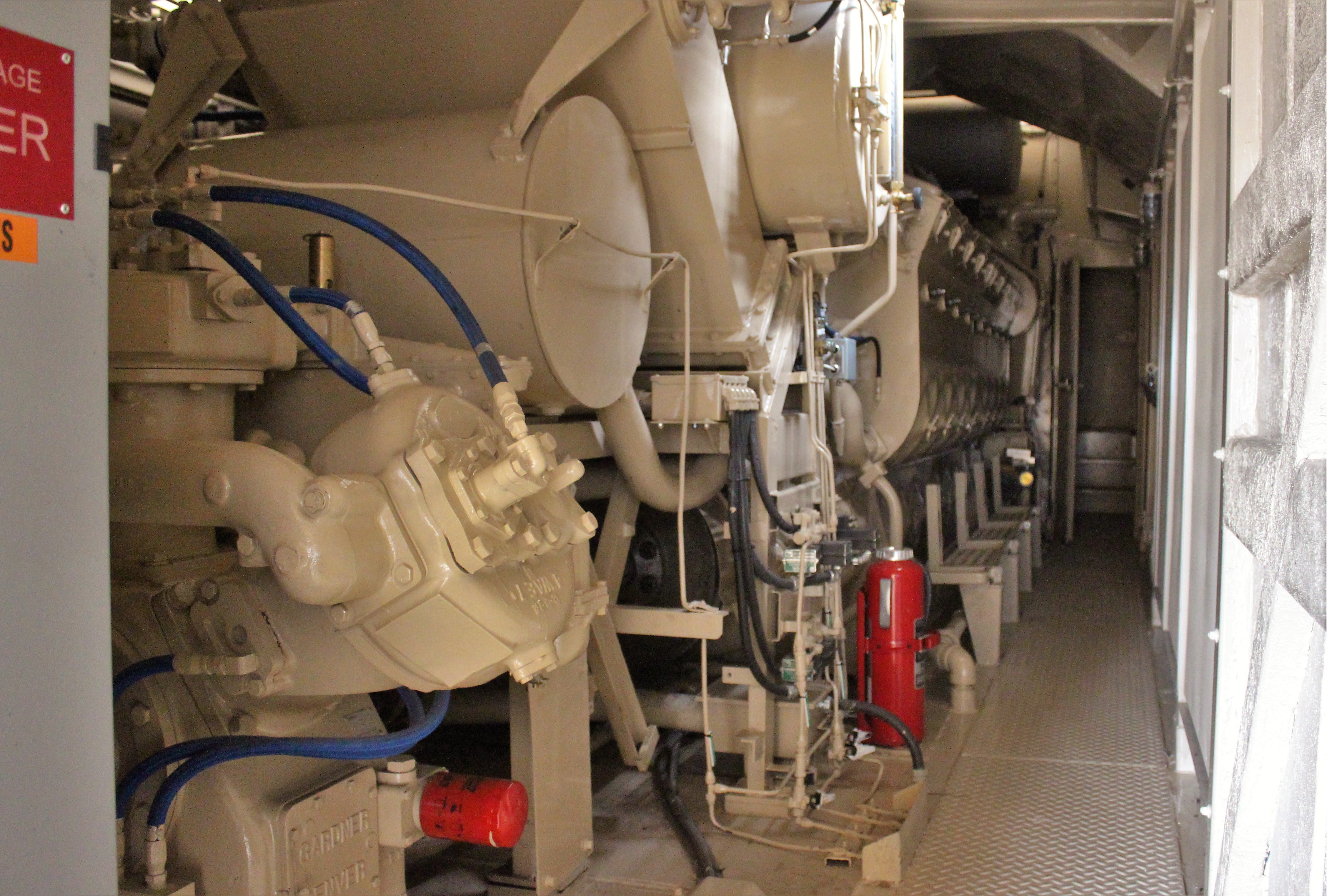 Railpictures.ca - Paul Santos Photo: Looking through the engine room ...