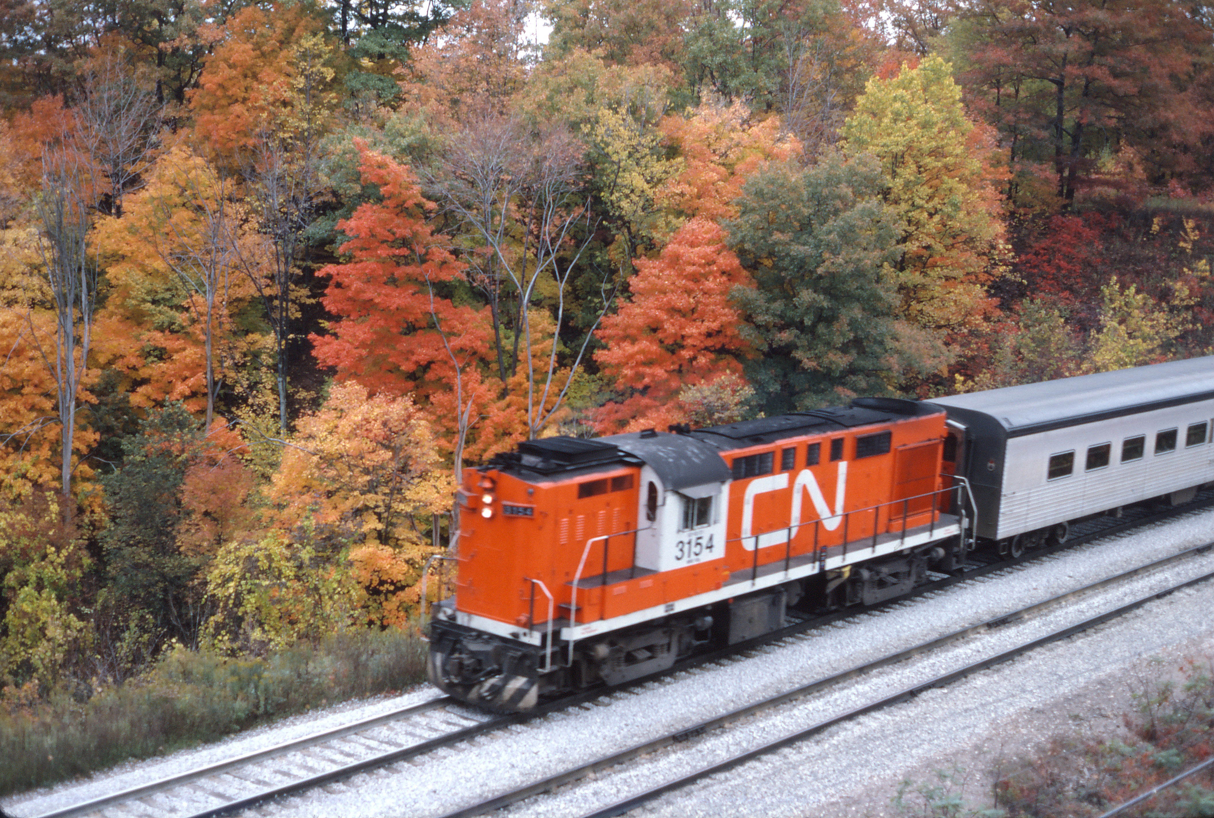 Railpictures.ca - John Eull Photo: At the height of fall colours in ...