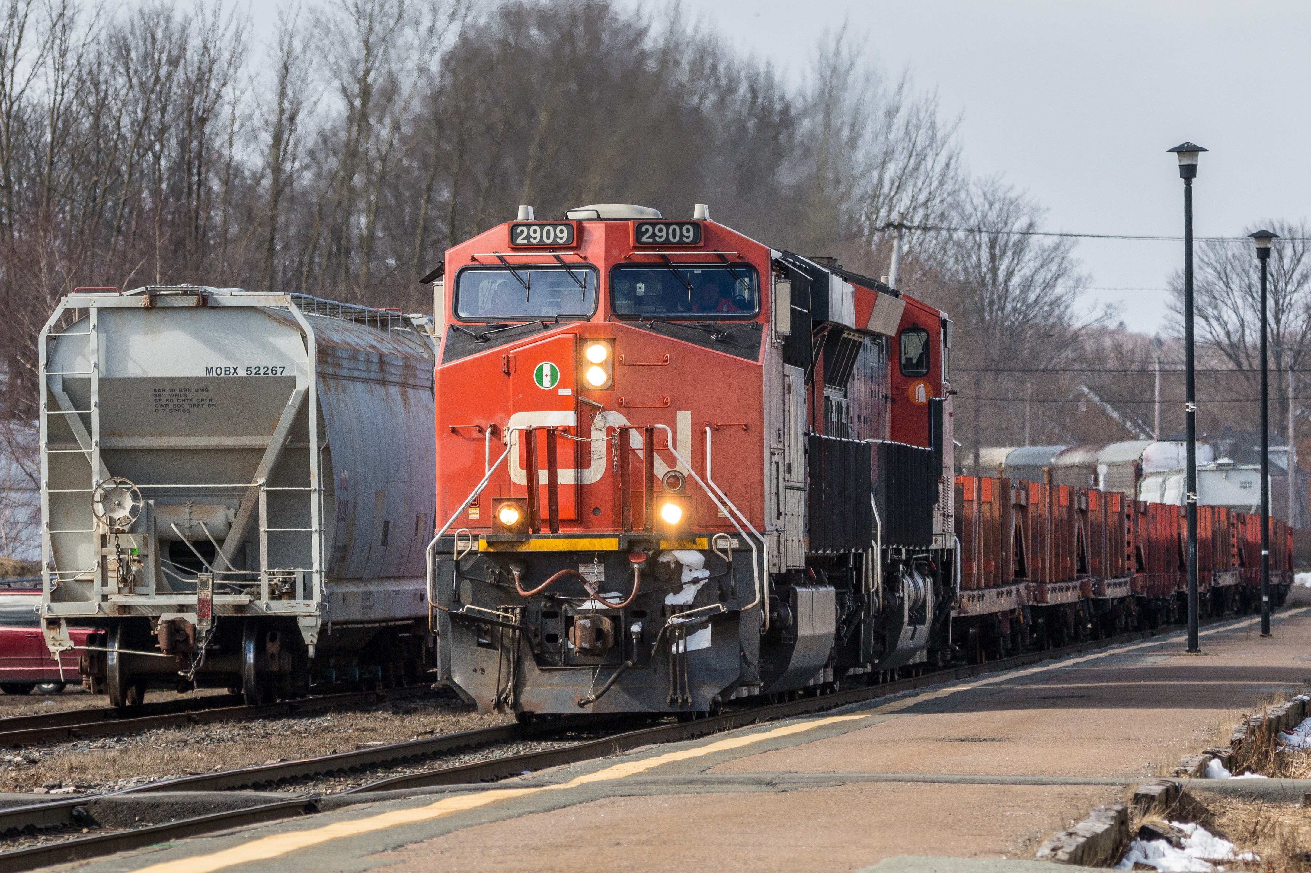 Railpictures.ca - David Hutt Photo: CN 2909 leads a mixed freight train ...