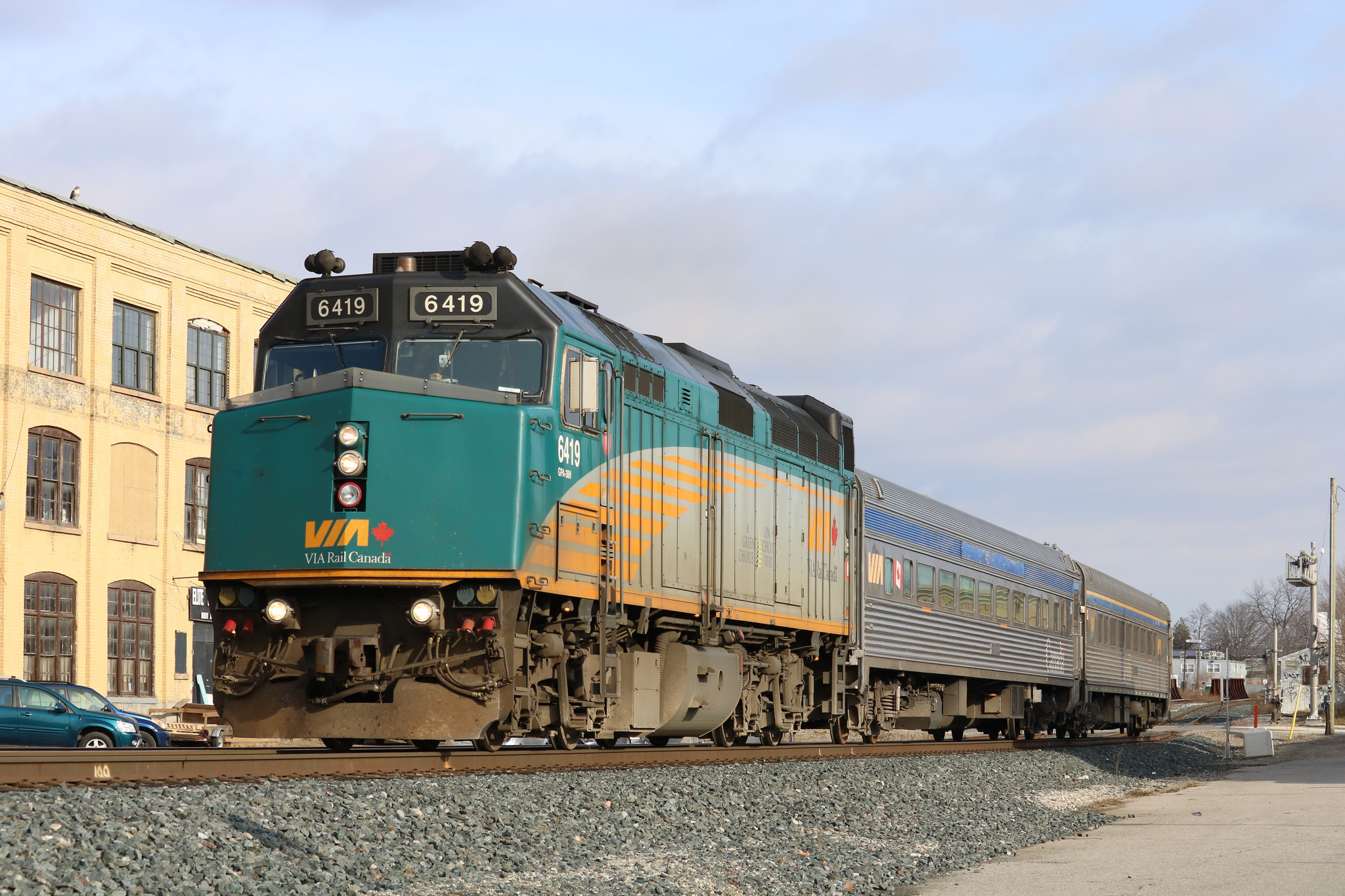 Railpictures.ca - Brian Bui Photo: A sunny but cold Wednesday afternoon ...