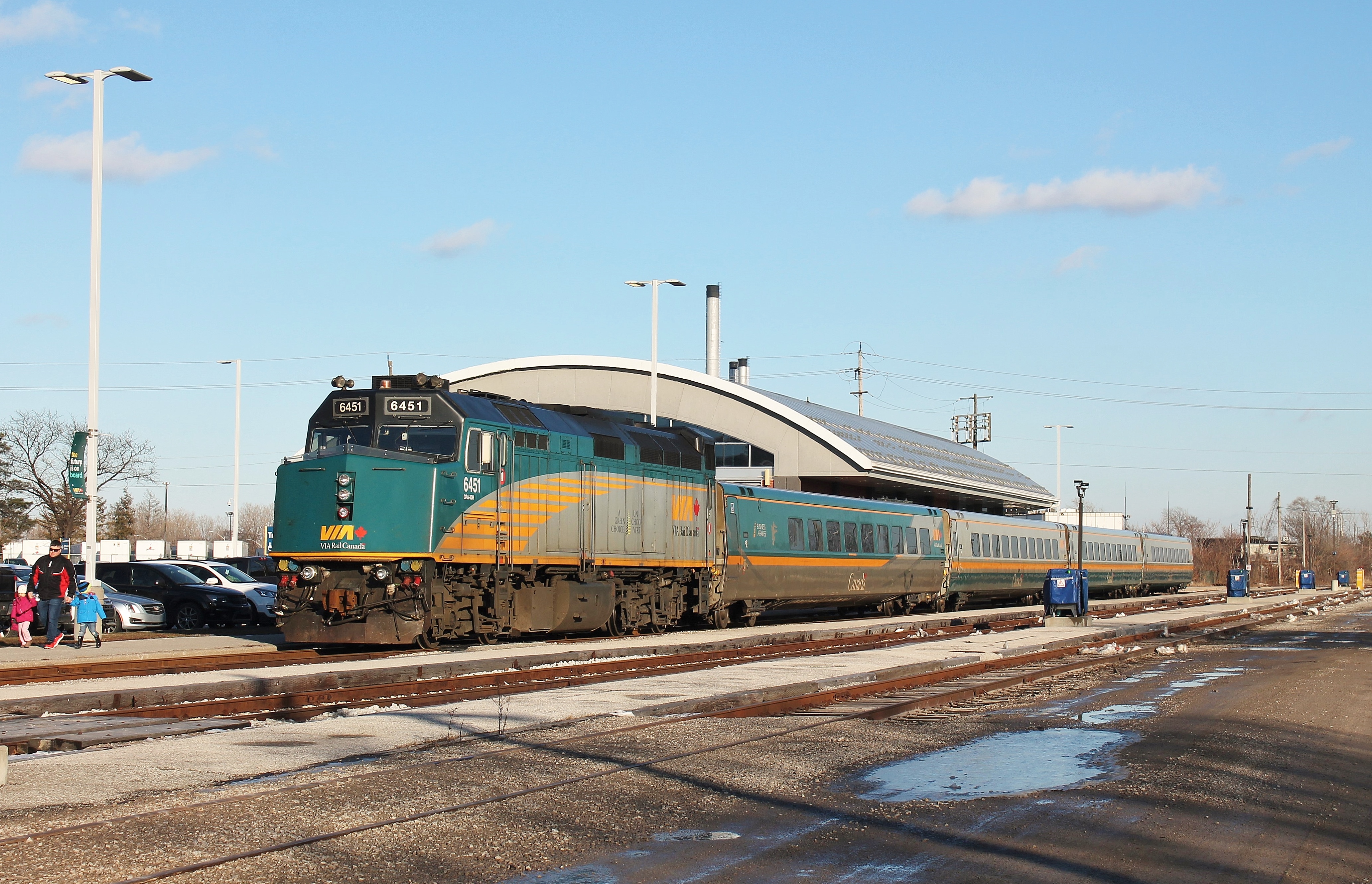 Railpictures.ca - Mike Molnar Photo: VIA 73 has just arrived at Windsor ...