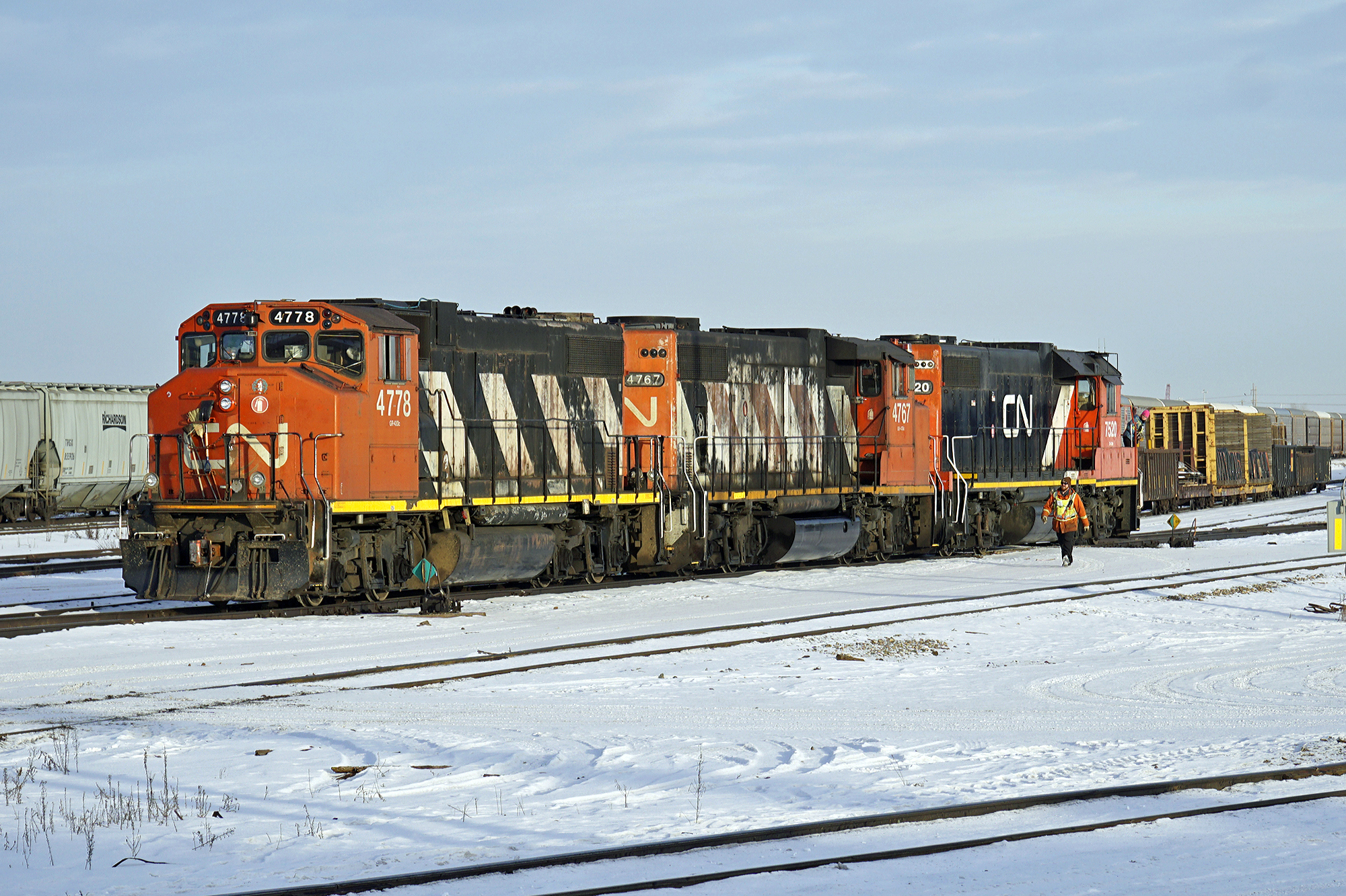 Railpictures.ca - colin arnot Photo: Moving around the yard on ...
