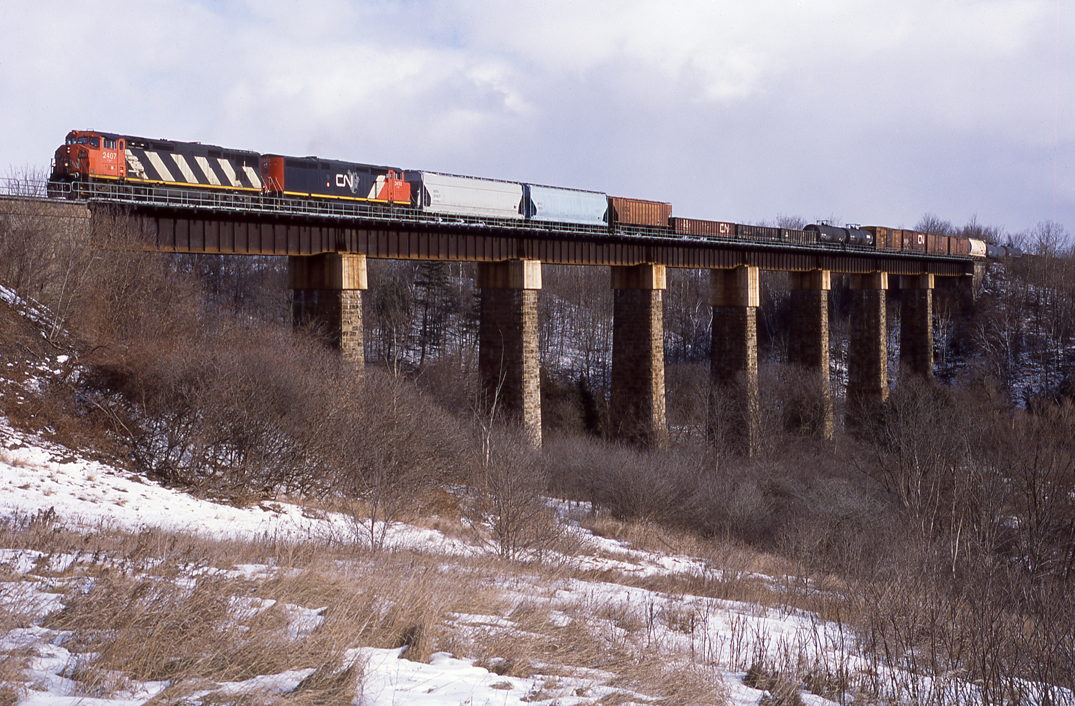 Railpictures.ca - Matt Watson Photo: A pair of 2400′s lead 385 over the ...