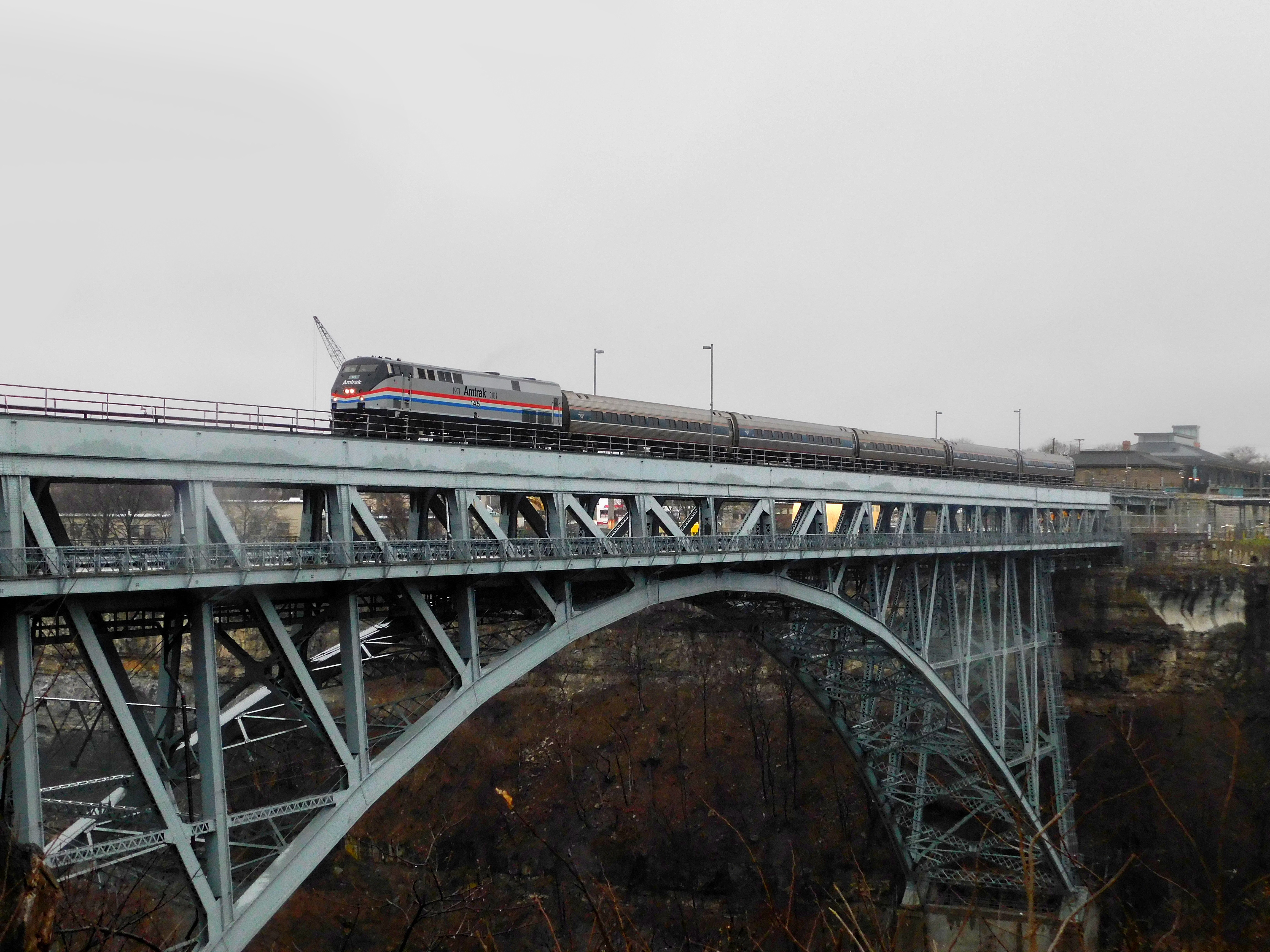 Railpictures.ca - Matthew Tozier Photo: VIA 98 ‘Maple Leaf’ rolls ...