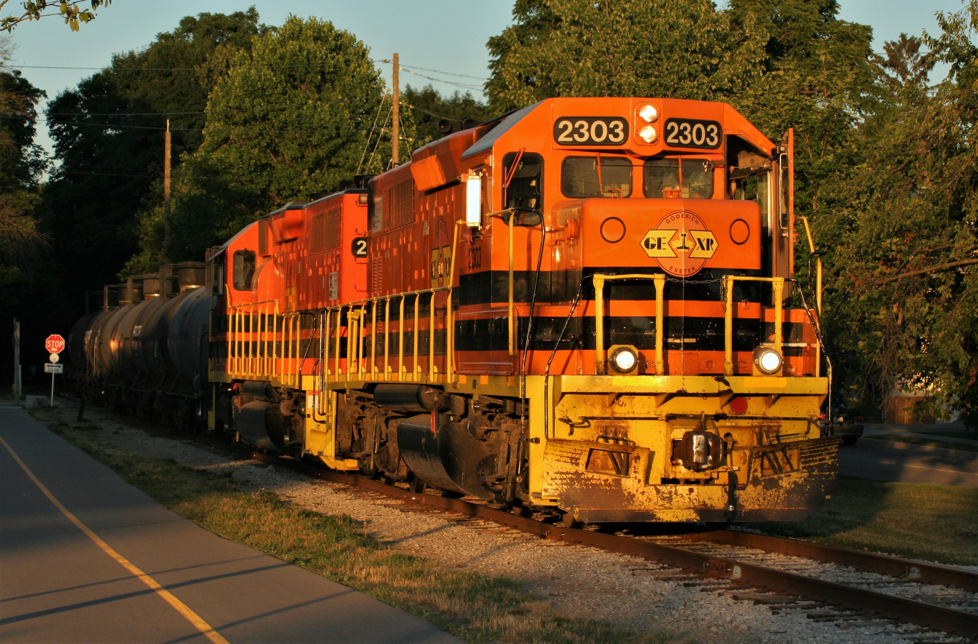 Railpictures.ca - Jason Noe Photo: Emerging from the trees and shadows ...