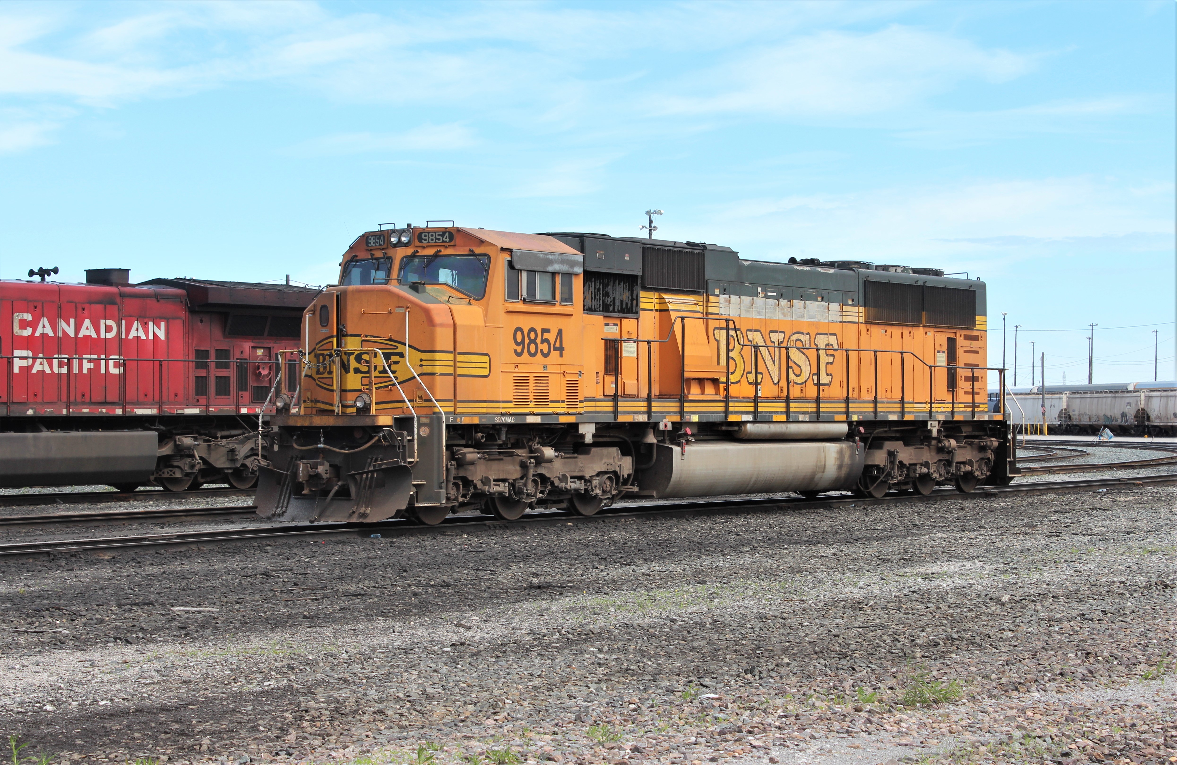 Railpictures.ca - Paul Santos Photo: A faded BNSF SD70MAC provided a ...