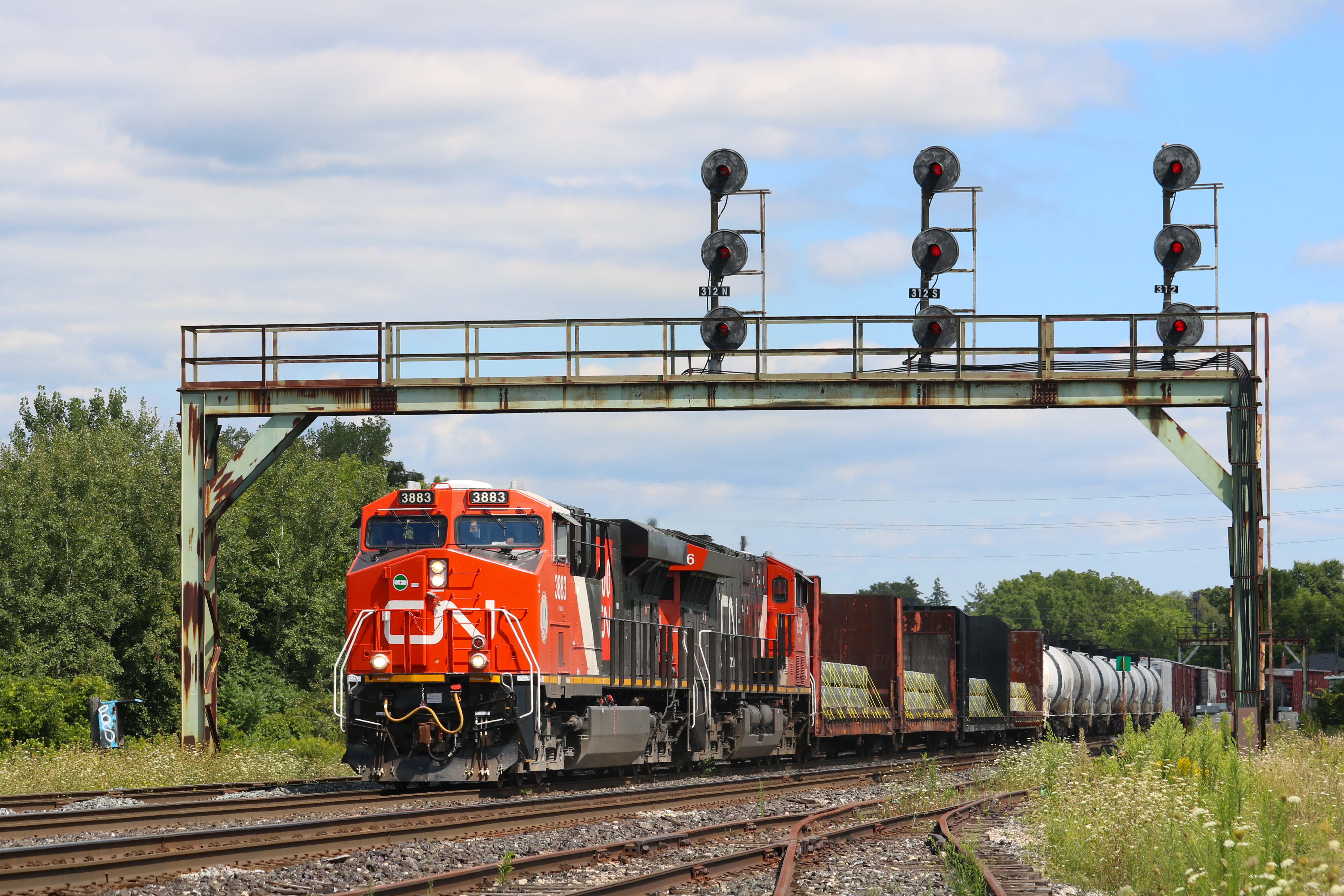 Railpictures.ca - Brian Bui Photo: A pair of new GEs lead M385 through ...