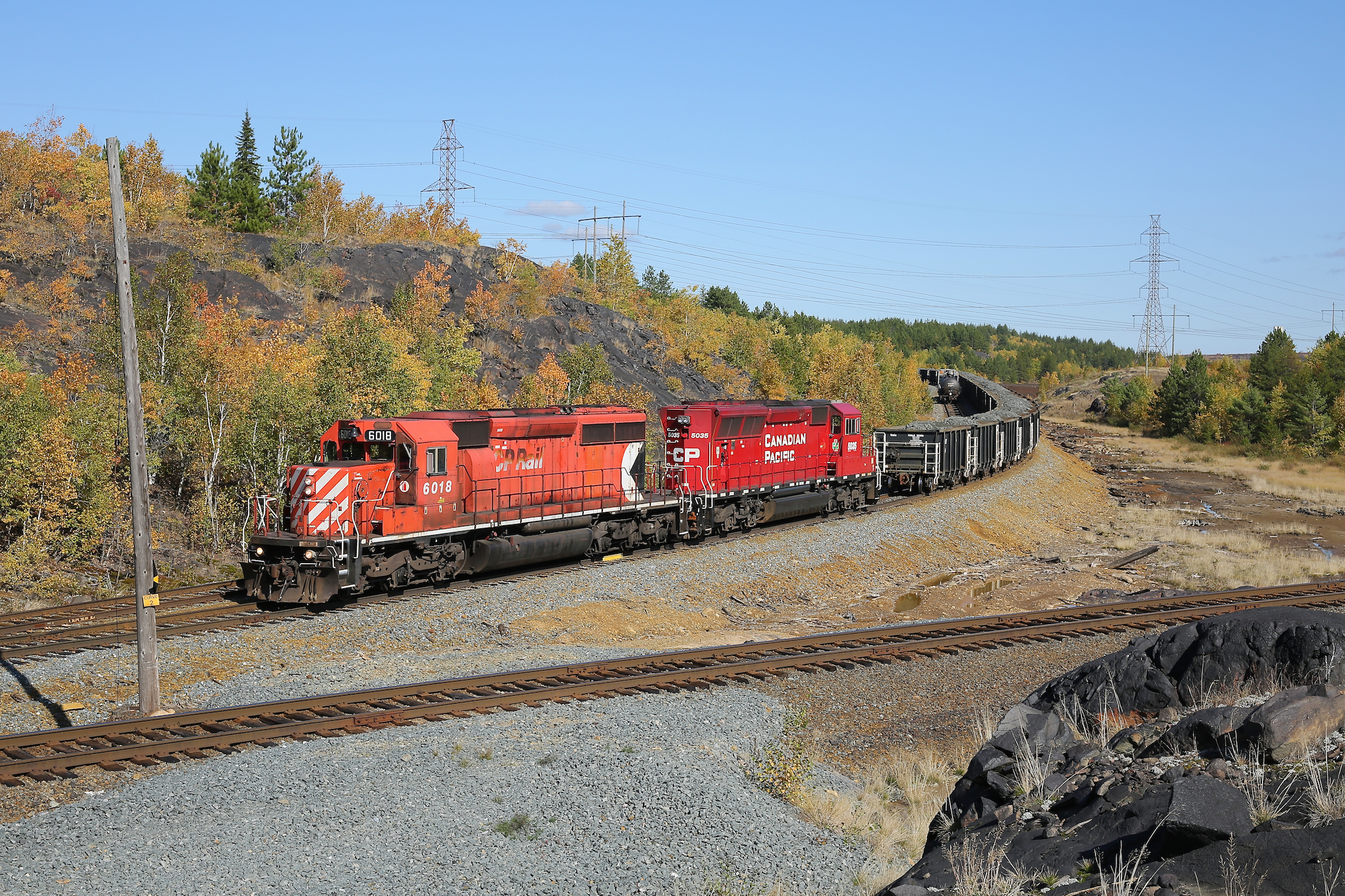 Railpictures.ca - Craig Allen Photo: U55 has arrived at CP Sprecher ...