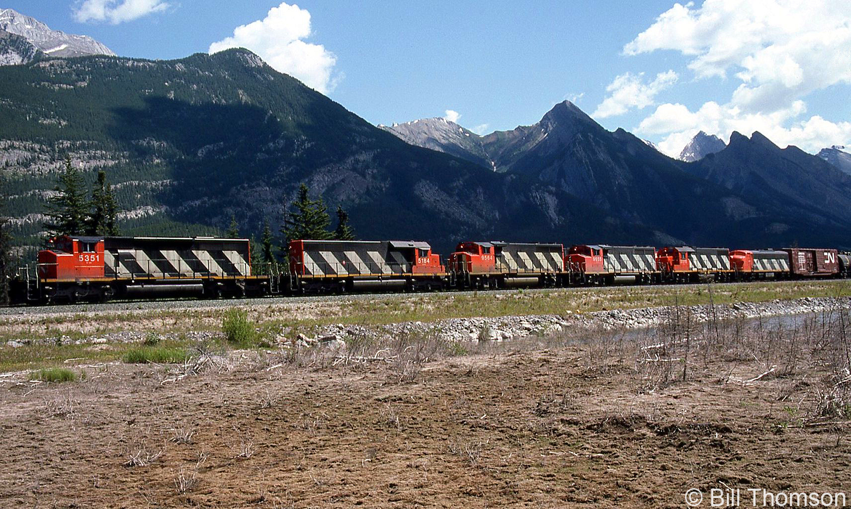 Railpictures.ca - Bill Thomson Photo: A CN eastbound freight rolls ...