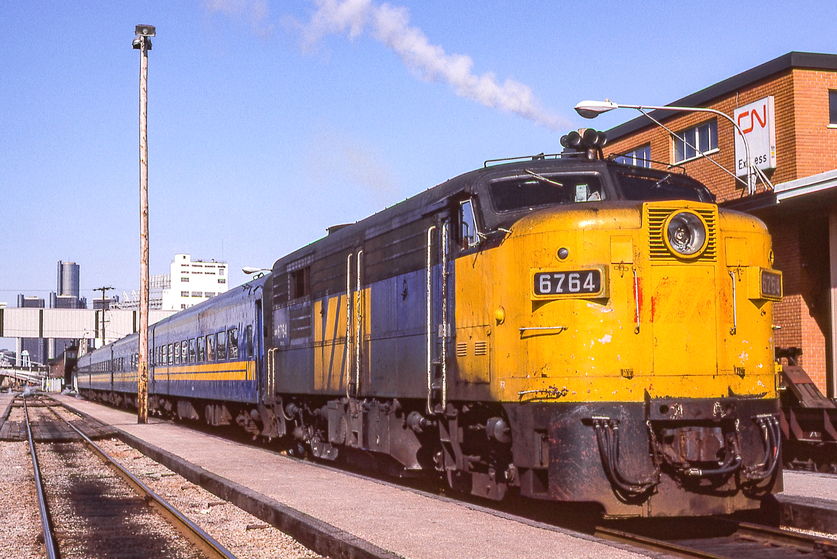 Railpictures.ca - Robert Farkas Photo: VIA 6764 and its train sit at ...