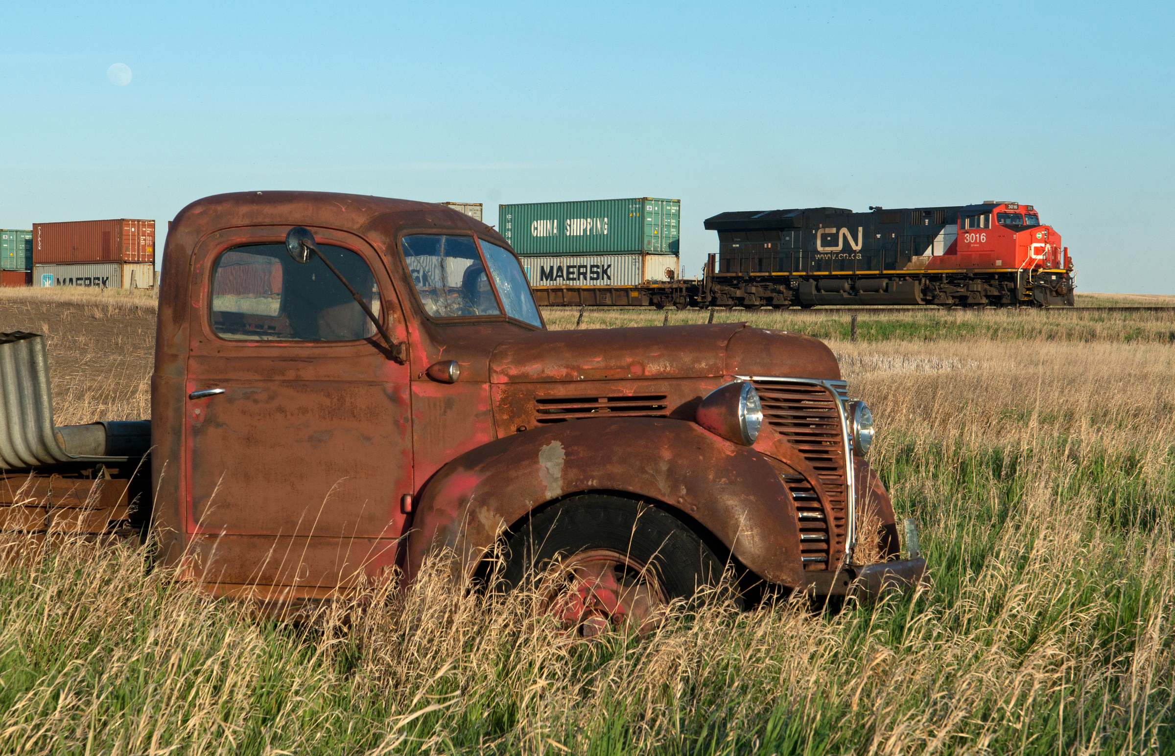Railpictures.ca - Matt Watson Photo: Vehicular design styles contrast ...