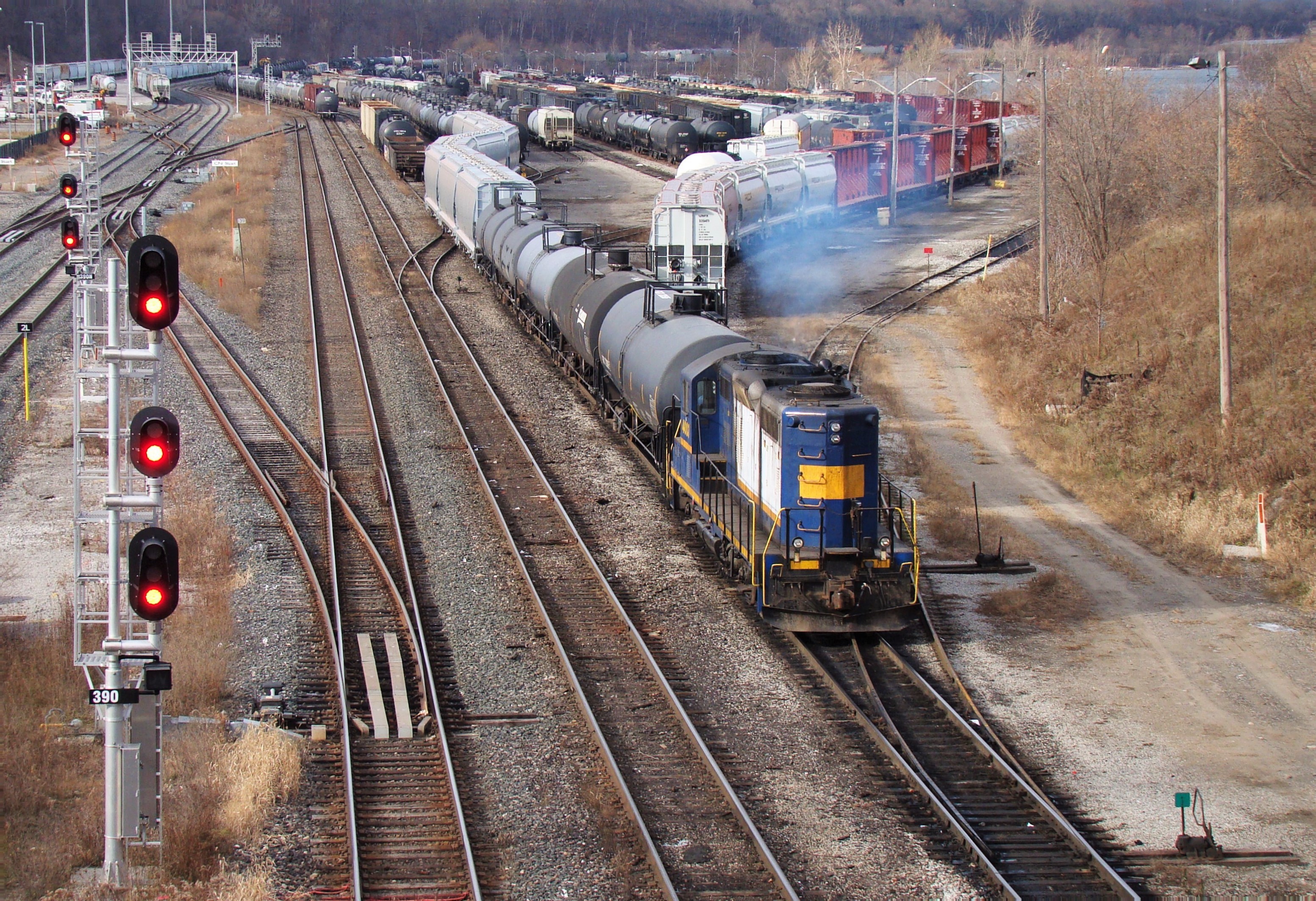 Railpictures.ca - Myles Roach Photo: RLK 4003 switches Stuart St. Yard ...