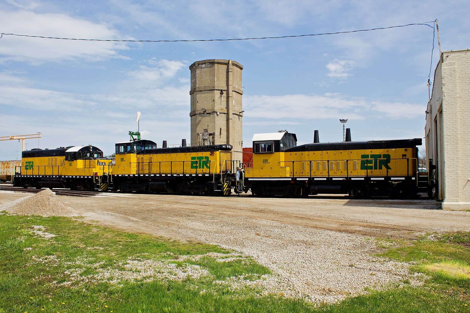 Railpictures.ca - Mike Molnar Photo: The 0700 crew returns to the ETR ...