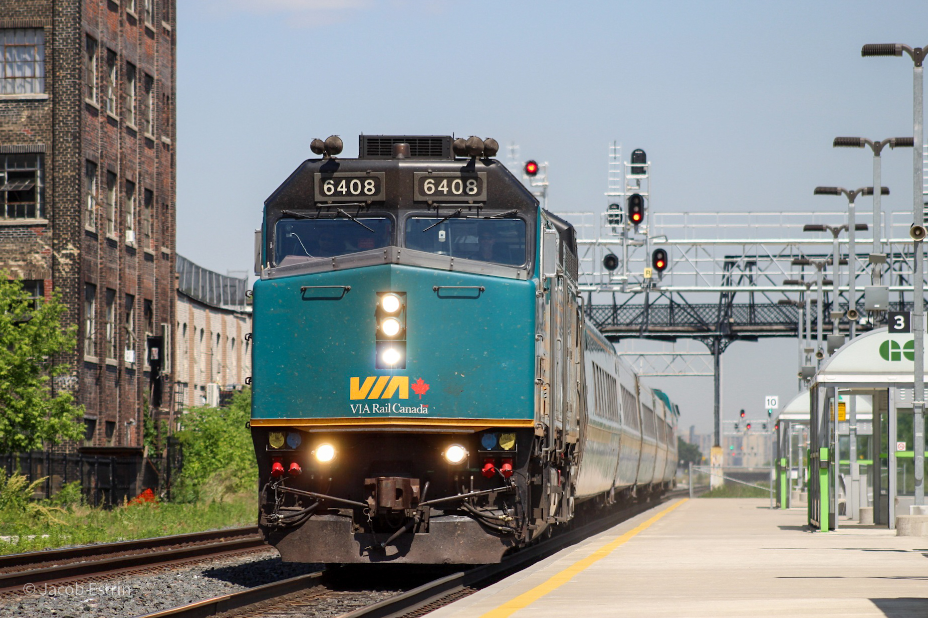 Railpictures.ca - J.E. Photo: VIA 84 flies through Bloor GO with a ...
