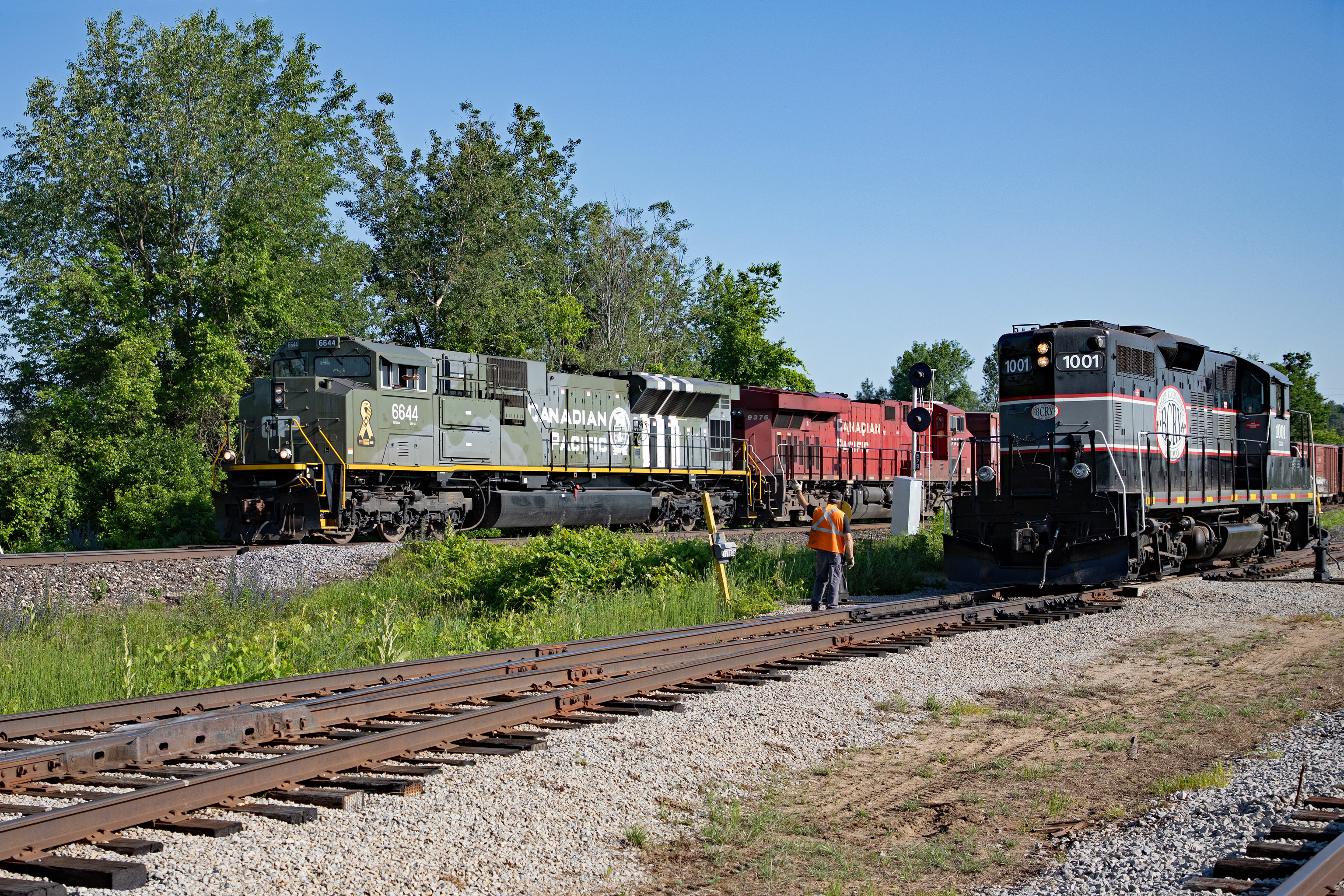 Railpictures.ca - Steve Bradley Photo: Sometimes the timing is perfect ...