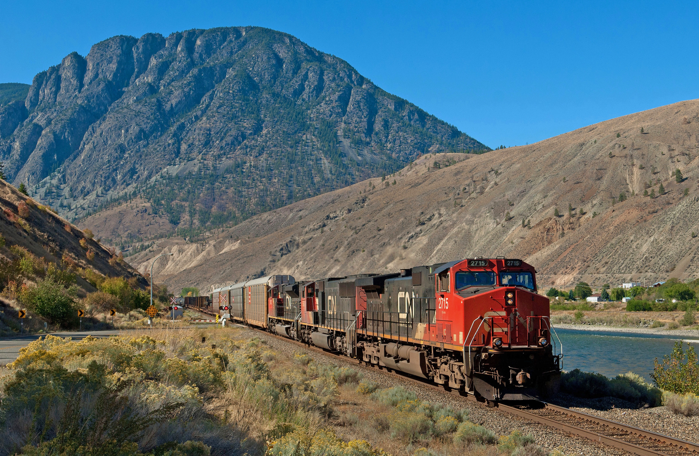 Railpictures.ca - Matt Watson Photo: With the Thompson River visible at ...