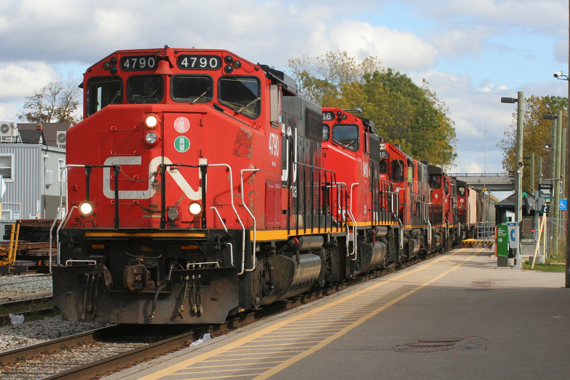 Railpictures.ca - Jason Noe Photo: CN L568 is seen building it’s train ...